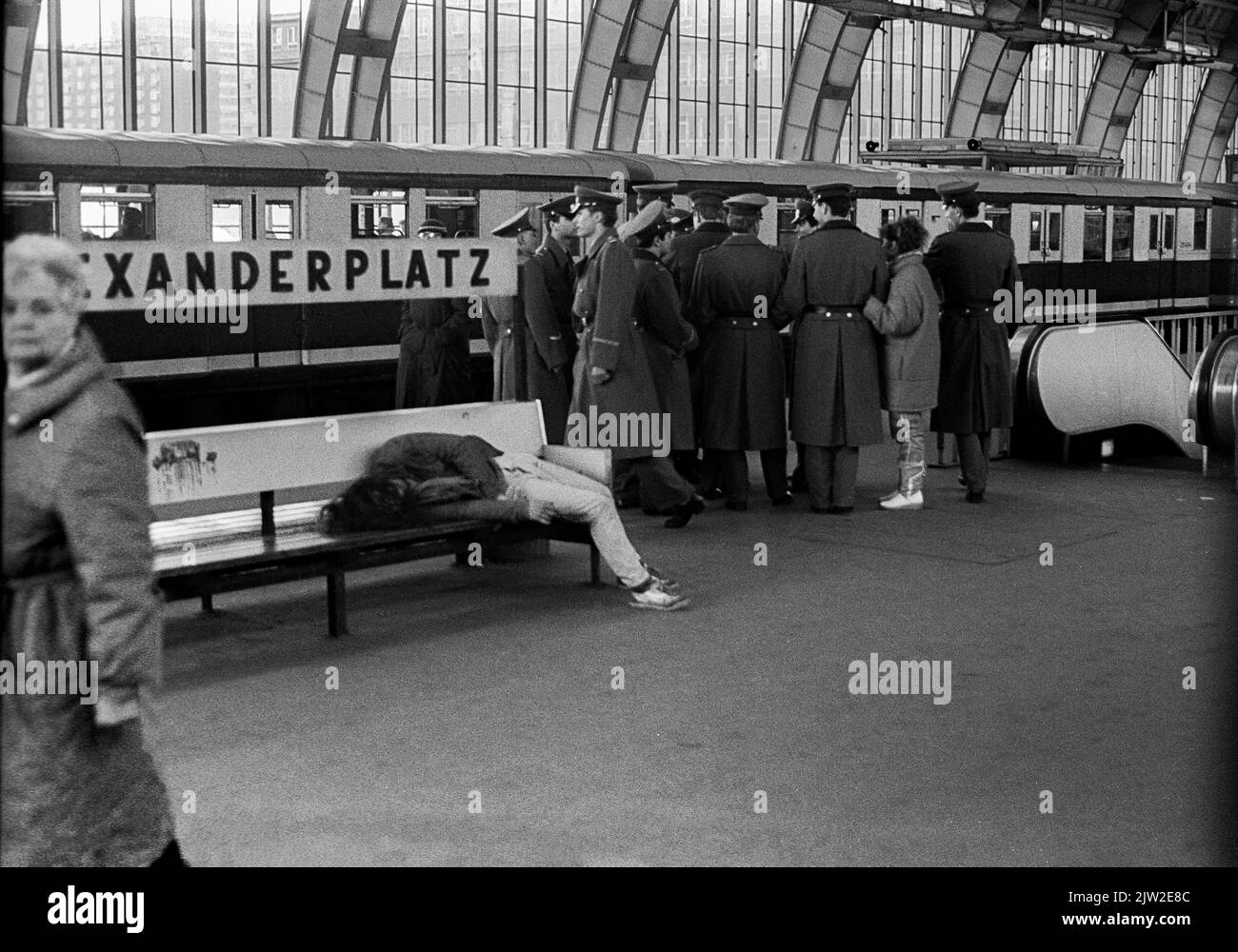 Drunken building Schwarzweiß-Stockfotos und -bilder - Alamy
