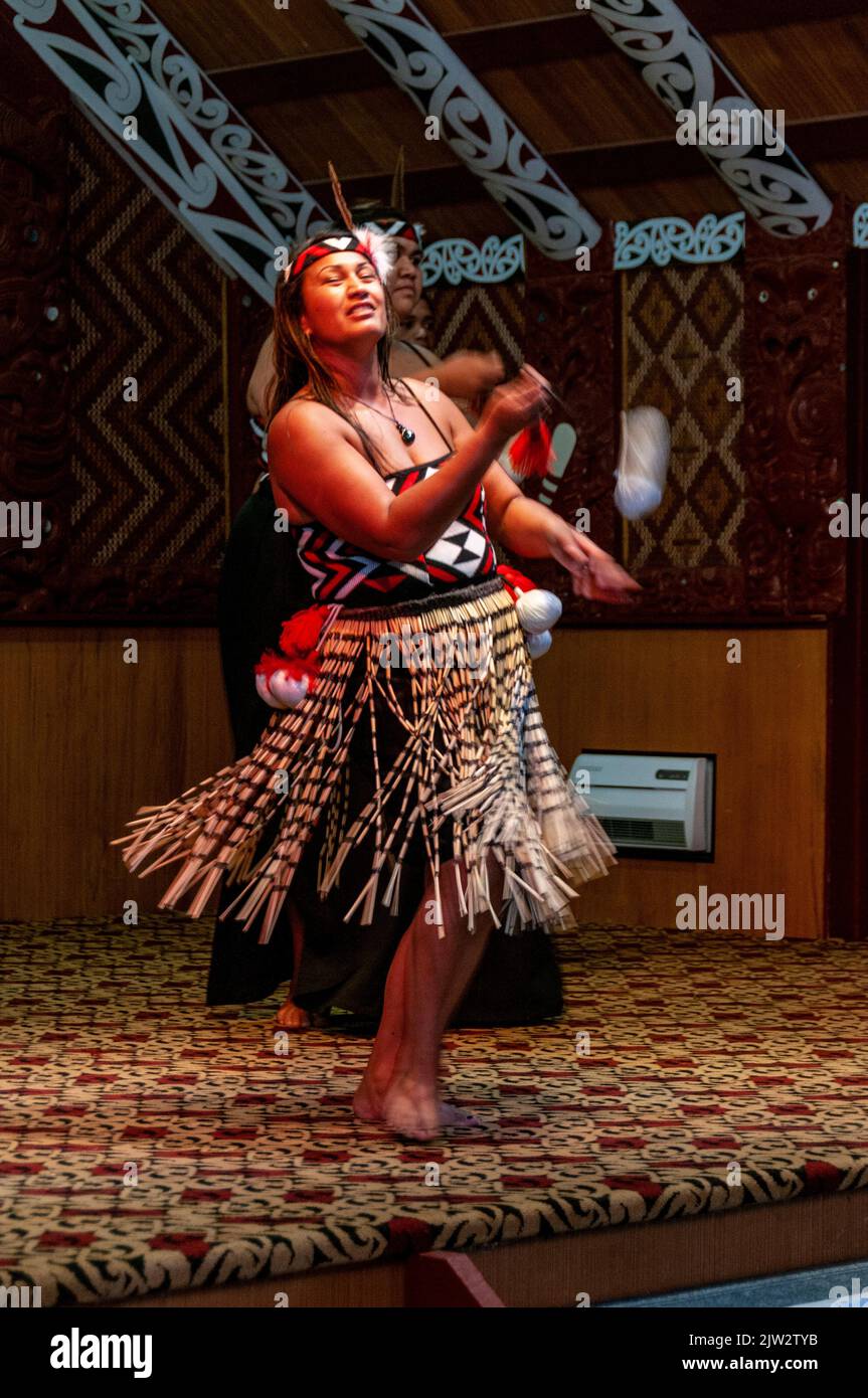 Tamaki Maori gibt einen kulturellen Tanz auf der Bühne im Wharenui ...
