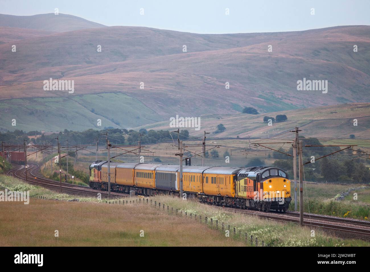 Eine Colas Railfreight Lok der Baureihe 37 37116 auf der Hauptlinie der ...