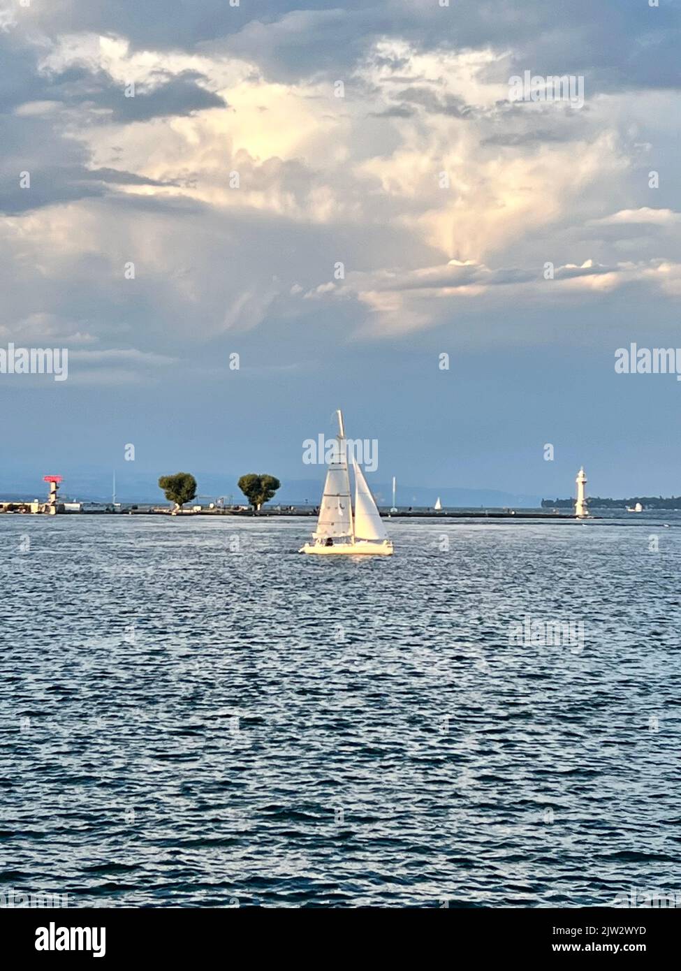 Segelboot, das vor dem Leuchtturm am Genfer See segelt Stockfotografie ...
