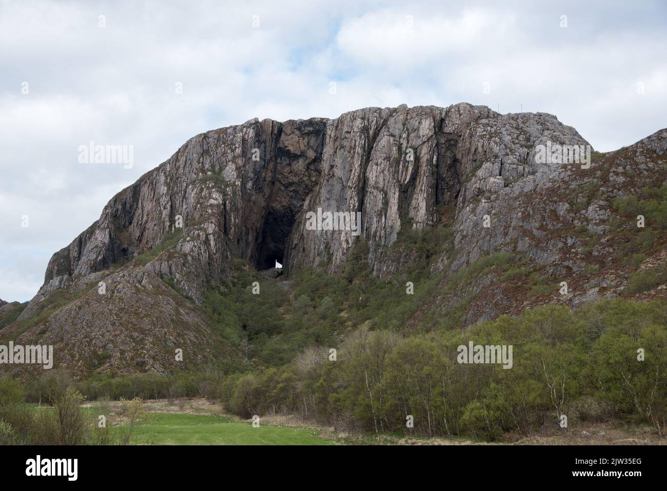 Torghatten ist eine Granitkuppel in Mittelnorwegen, wo Wellen, Frost ...