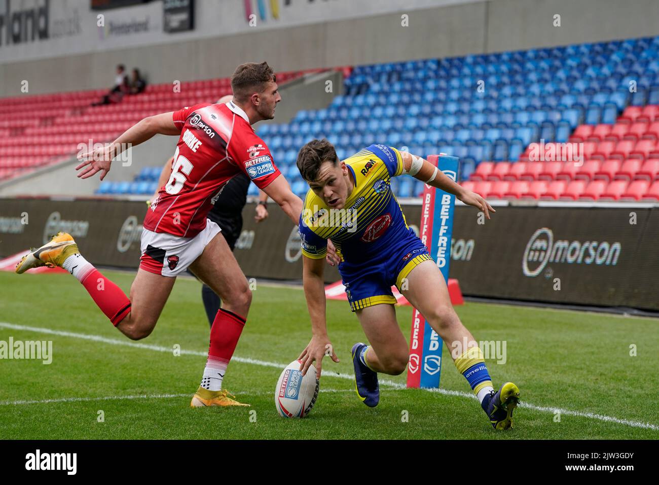 Josh Thewlis #22 von Warrington Wolves versucht es beim Betfred Super ...