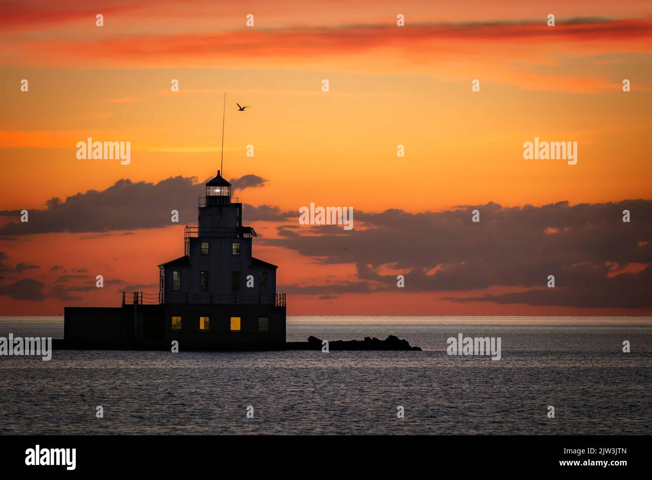 Ein ruhiger, roter Morgen vor Sonnenaufgang hinter dem Leuchtturm am Nordpier am Lake Michigan ...
