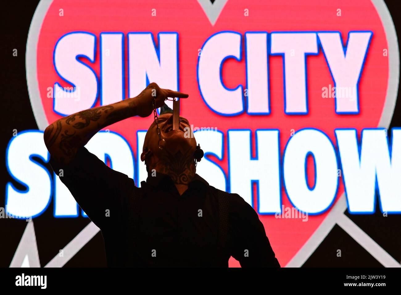 Sin City Sideshow tritt bei der Big London Tattoo Show auf, die im ...