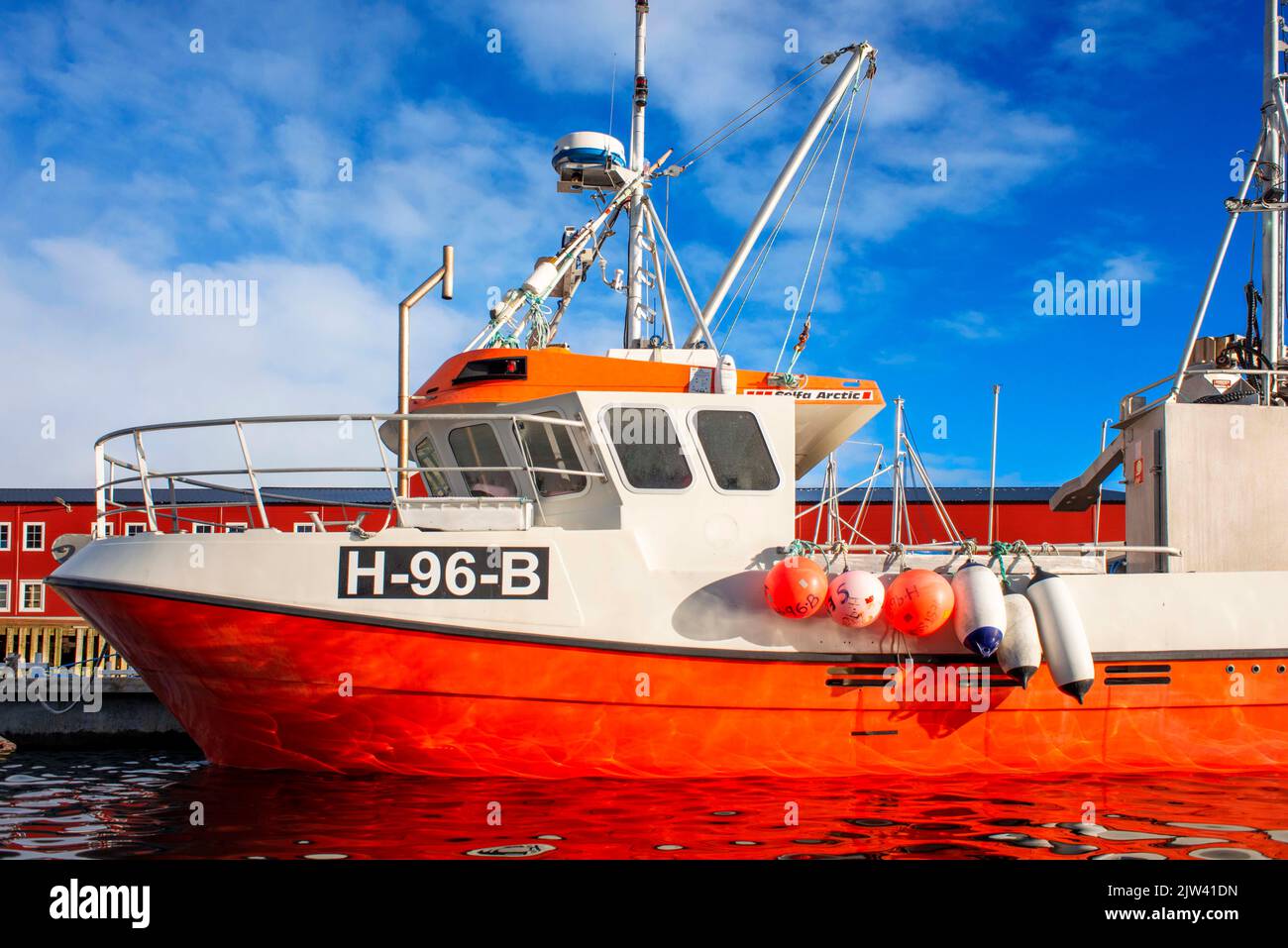 Rotes Fischerboot, das an einem Steg in reine, Moskenes, Moskenesøya ...