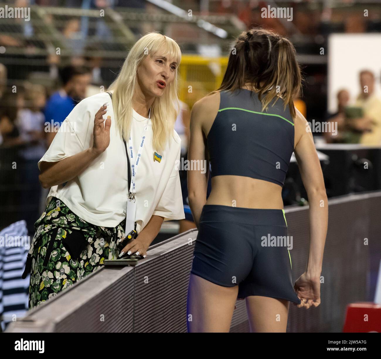 Yaroslava Mahuchikh und Tetyana Stepanova (Coach) aus der Ukraine ...