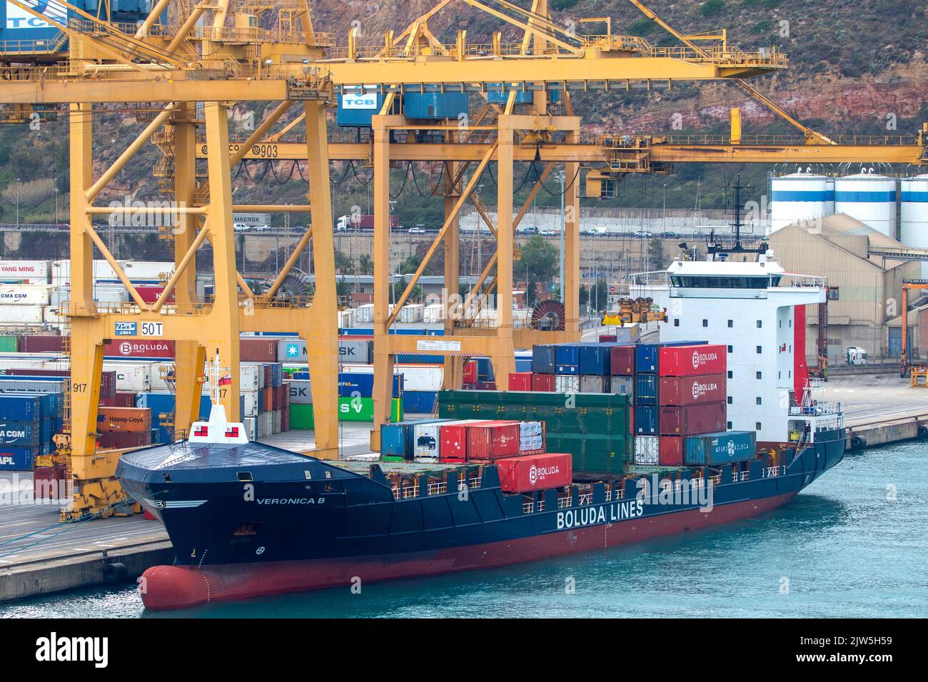 Hafen von Barcelona arbeitet mit Containerfracht in Containerschiffen ...