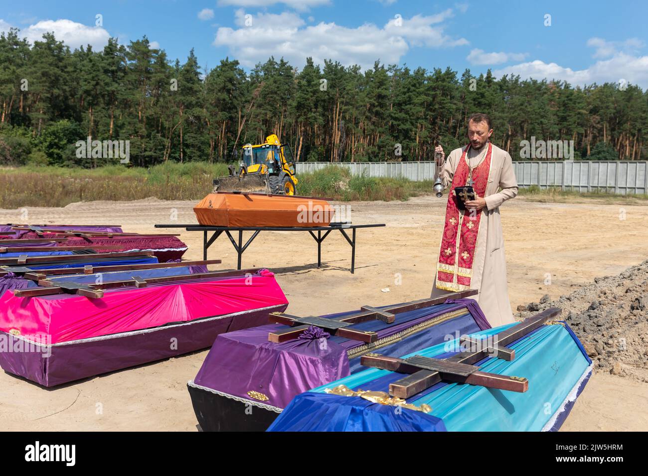 Auf Dem Friedhof In Bucha Liest Ein Priester Ein Gebet Und Führt Eine