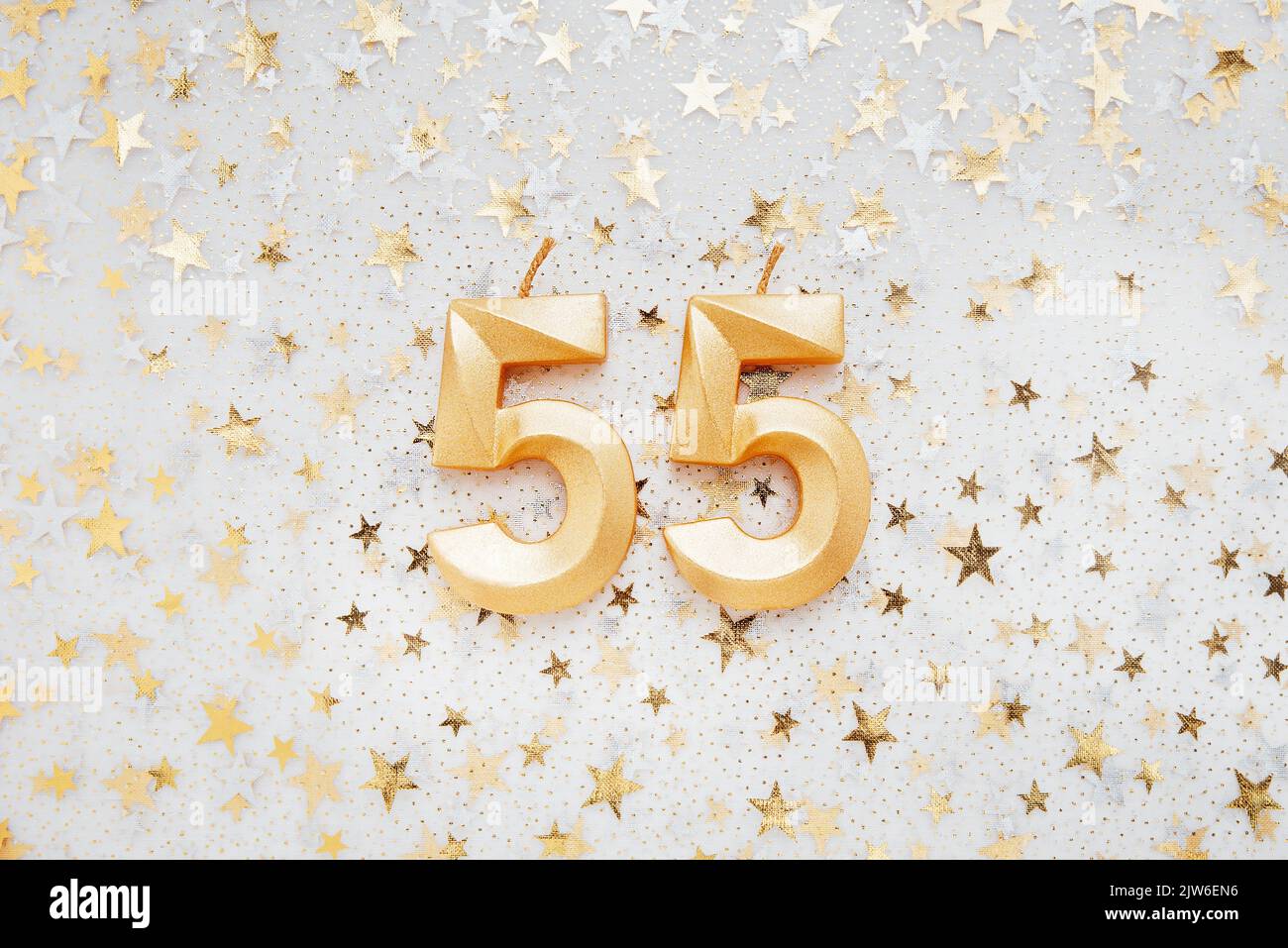 Nummer 55 fünfundfünfzig goldene Feier Geburtstagskerze auf festlichen ...
