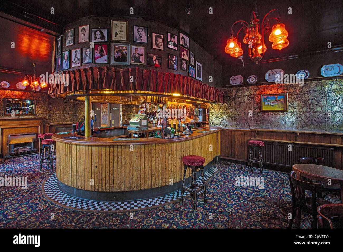 Ikonische und britische kneipen -Fotos und -Bildmaterial in hoher ...