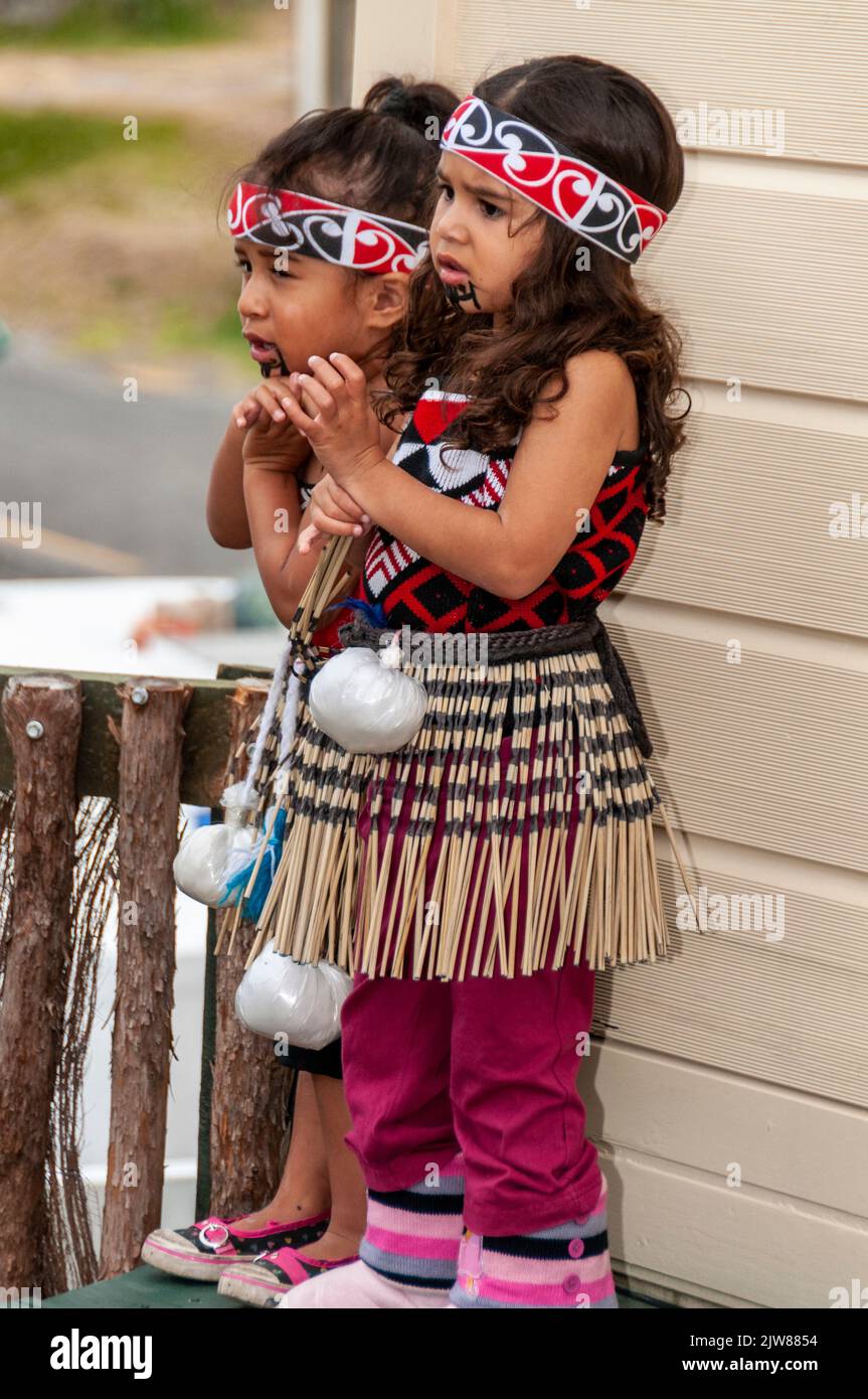Eine kleine Gruppe von Maori-Kindern, die in ihrem traditionellen ...