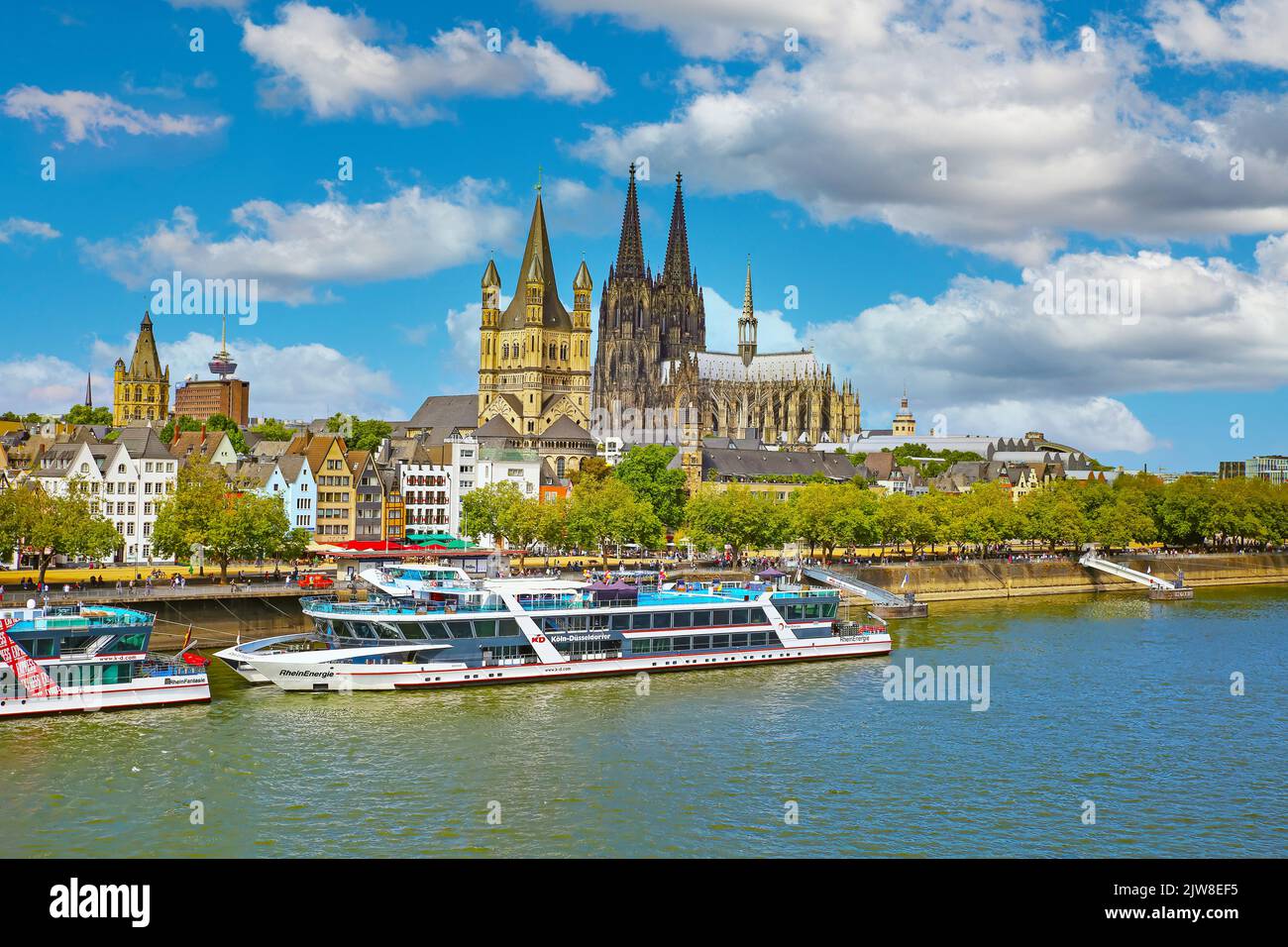 Rheinturm weiße wolken -Fotos und -Bildmaterial in hoher Auflösung – Alamy
