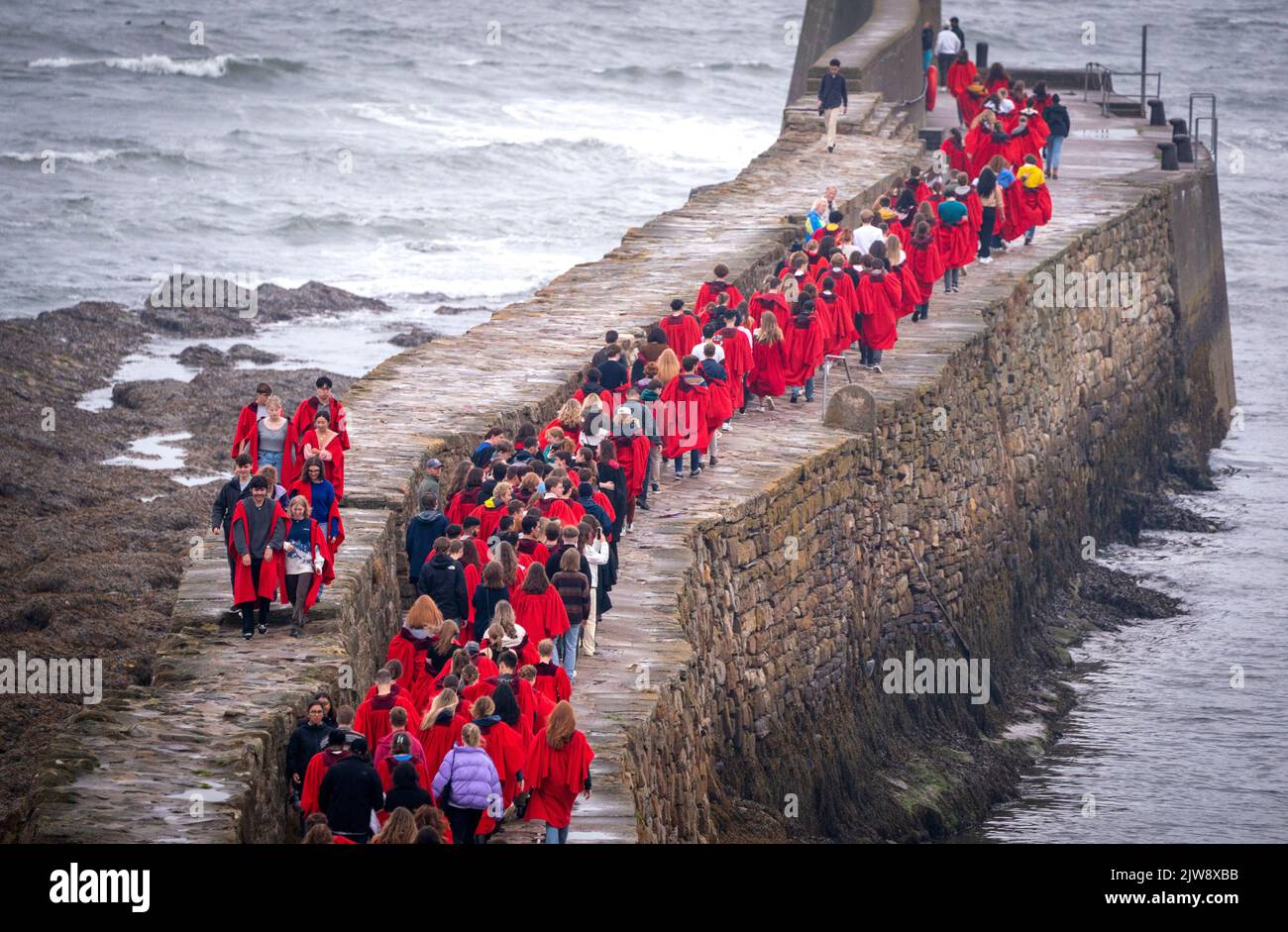 Die Studenten der University of St Andrews nehmen noch vor Beginn des ...