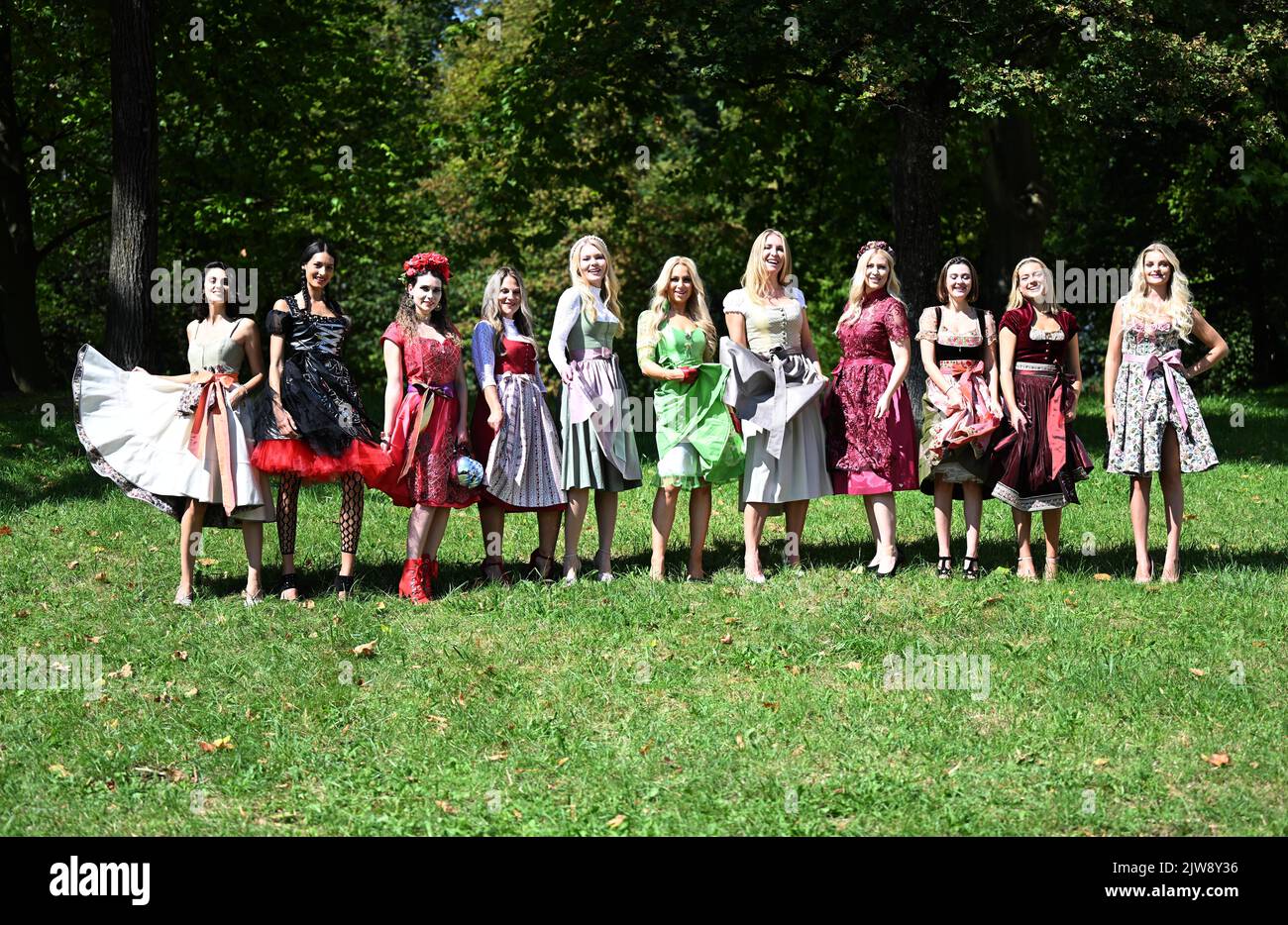 04. September 2022, Bayern, München: DPA-Exklusiv: Die Modelle Suzanna ...