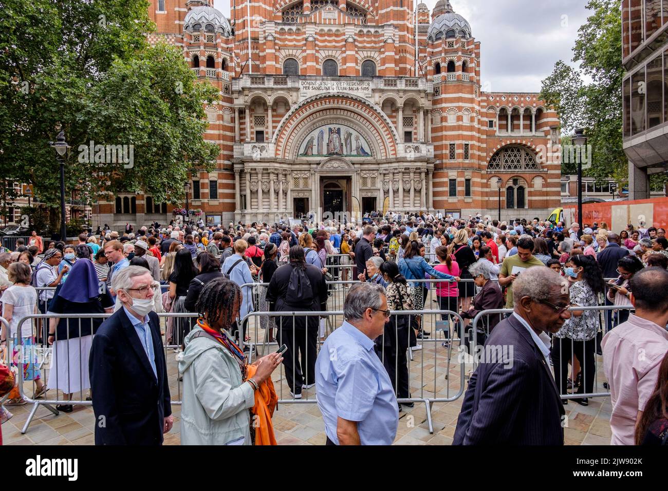 London, Großbritannien. Am 3.. September 2022 stehen Menschen vor der Westminster Cathedral ...
