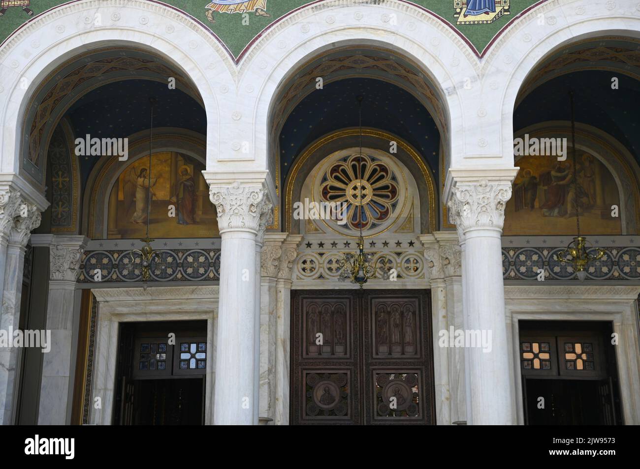 Gewölbte Fassadenansicht der Metropolitan Cathedral of the Annunciation ...