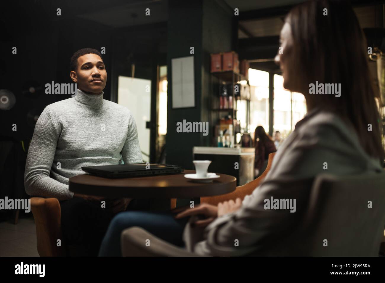 Freunde in einem Café nach der Arbeit. Kollegen aus der Wirtschaft, die ...