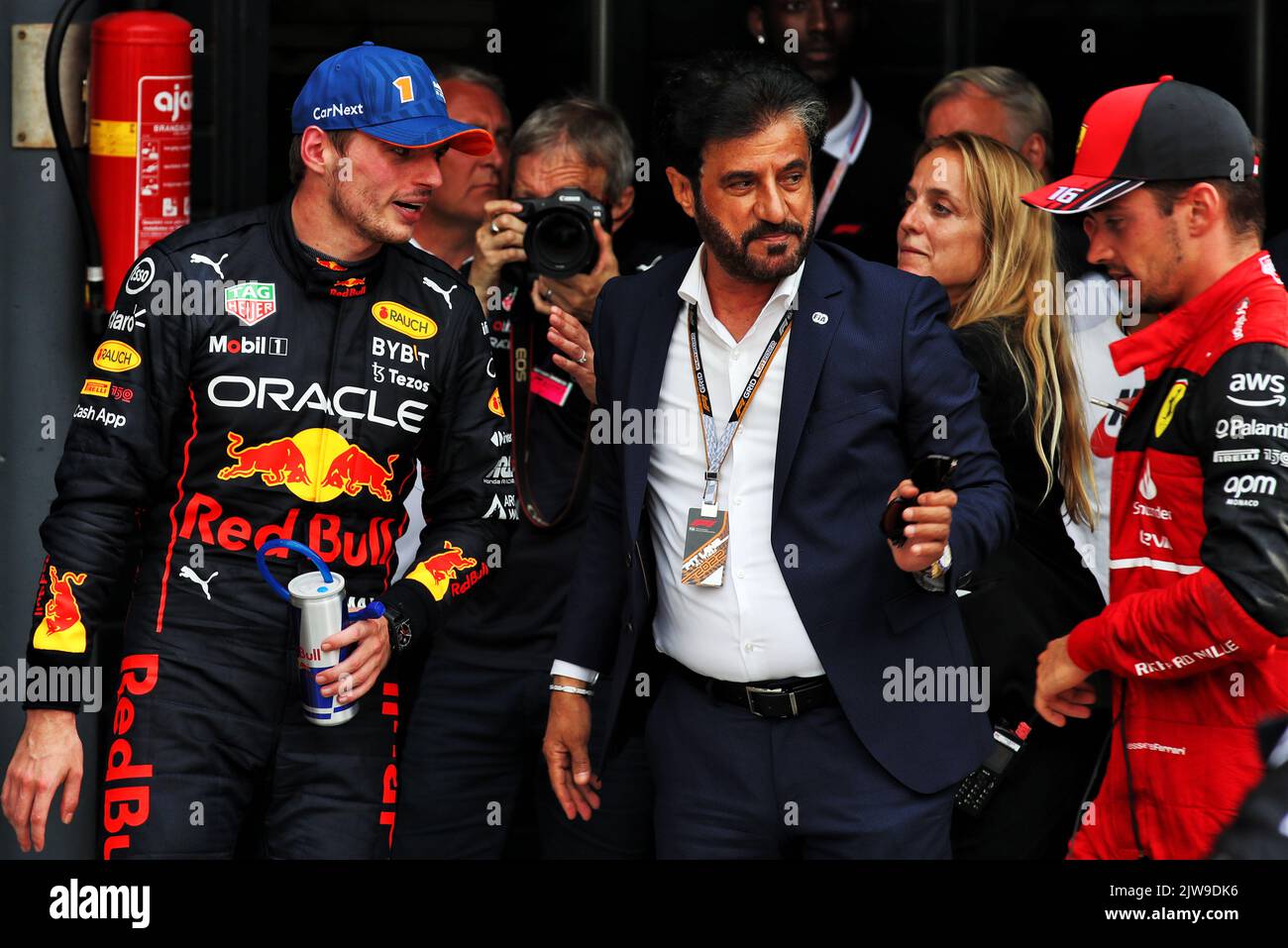 (L bis R): Max Verstappen (NLD) Red Bull Racing mit Mohammed bin Sulayem (VAE) FIA President und ...