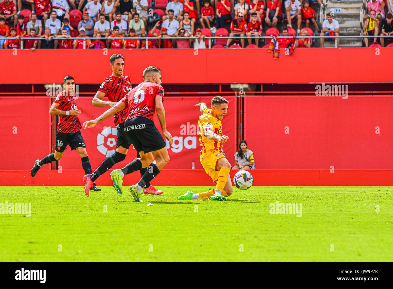 MALLORCA, SPANIEN - 3. SEPTEMBER: Samu Sainz von Girona CF zwischen RCD ...