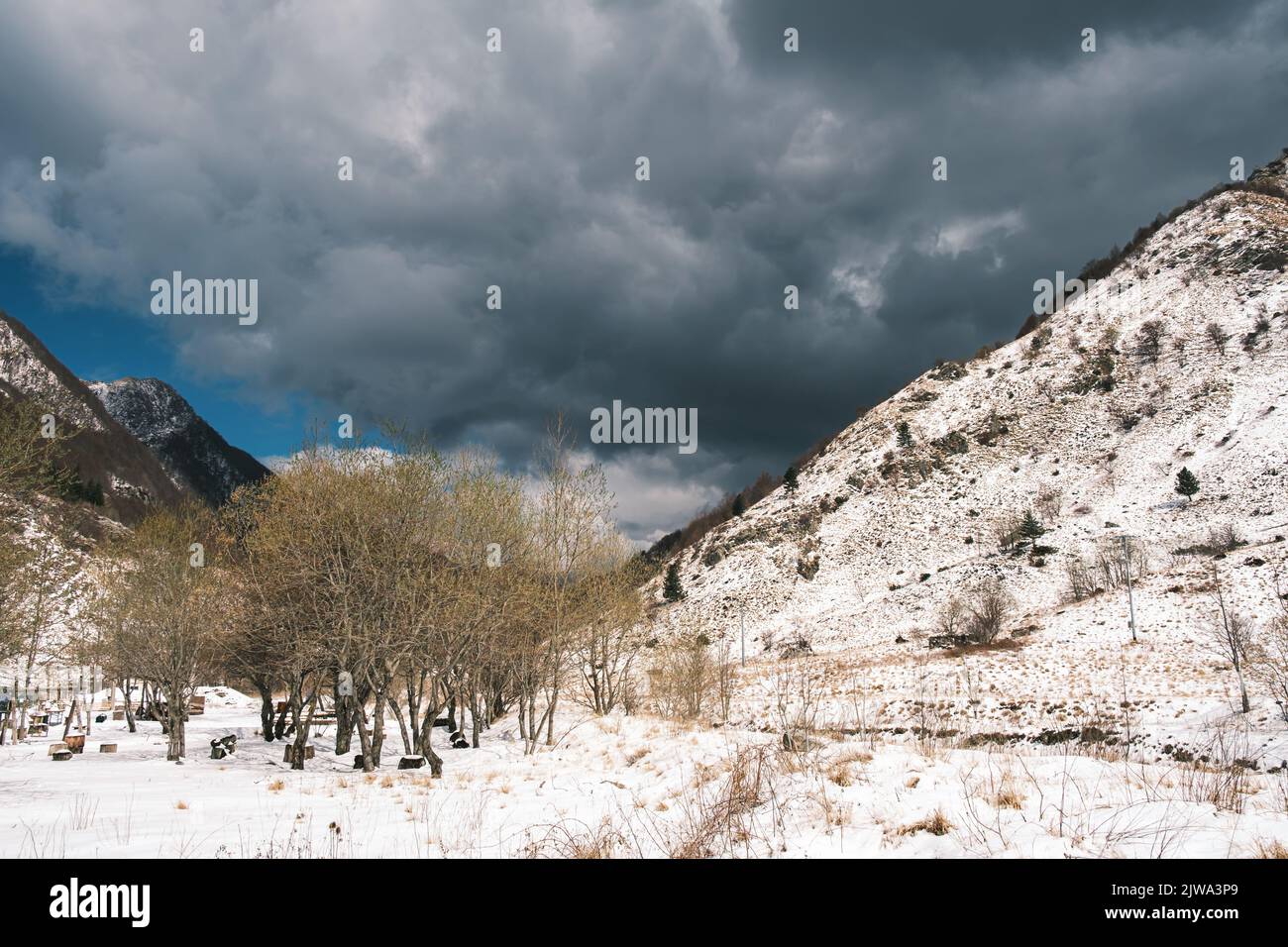 Montagna nevicata -Fotos und -Bildmaterial in hoher Auflösung – Alamy