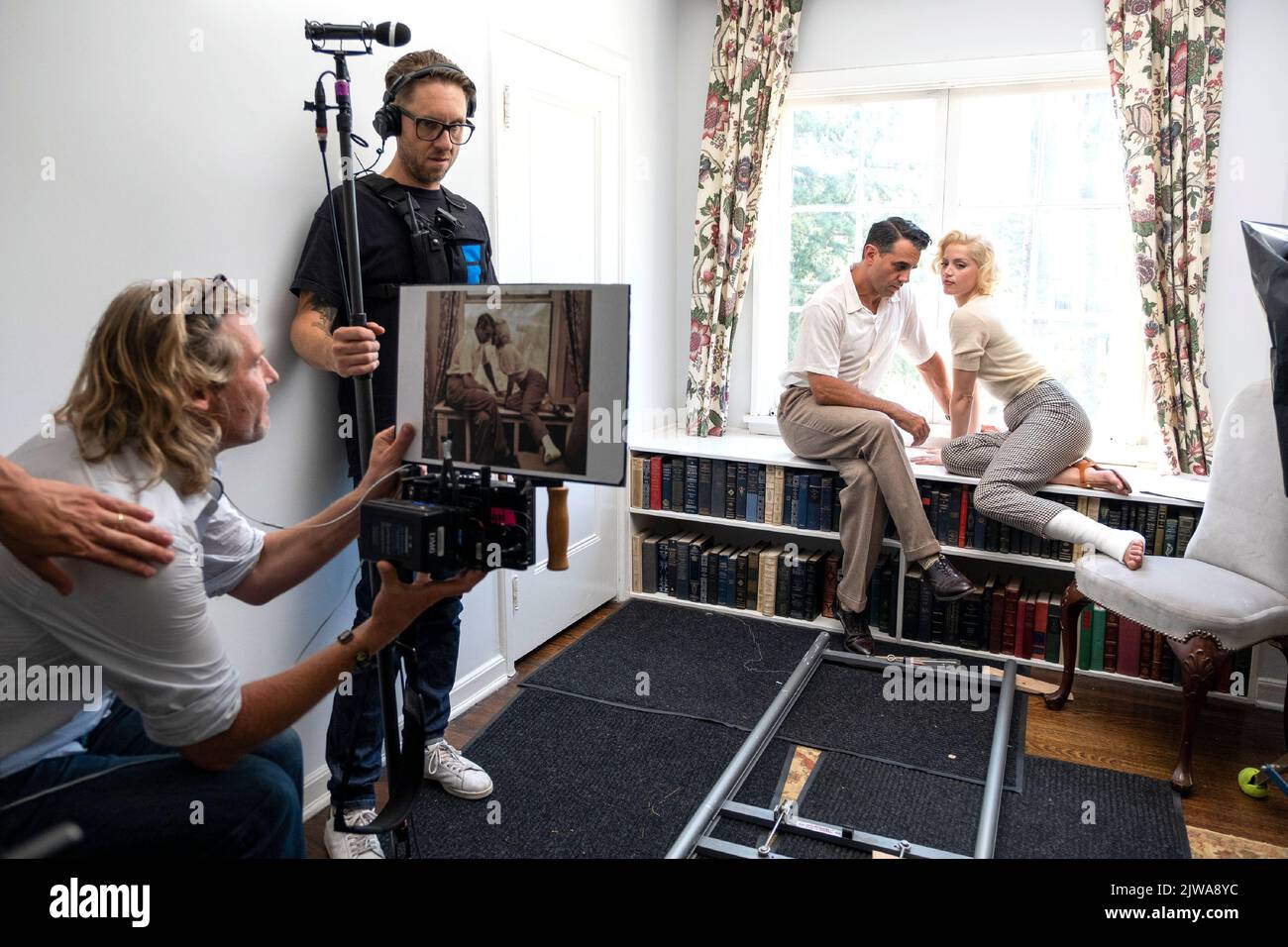„Blonde“ (2022) L bis R: Regisseur Andrew Dominik, Boom-Operator Ben ...