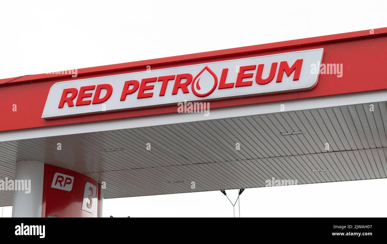 Bischkek, Kirgisistan - Mai 2022: Schild und Logo der Schilder von Red Petroleum in einer ...