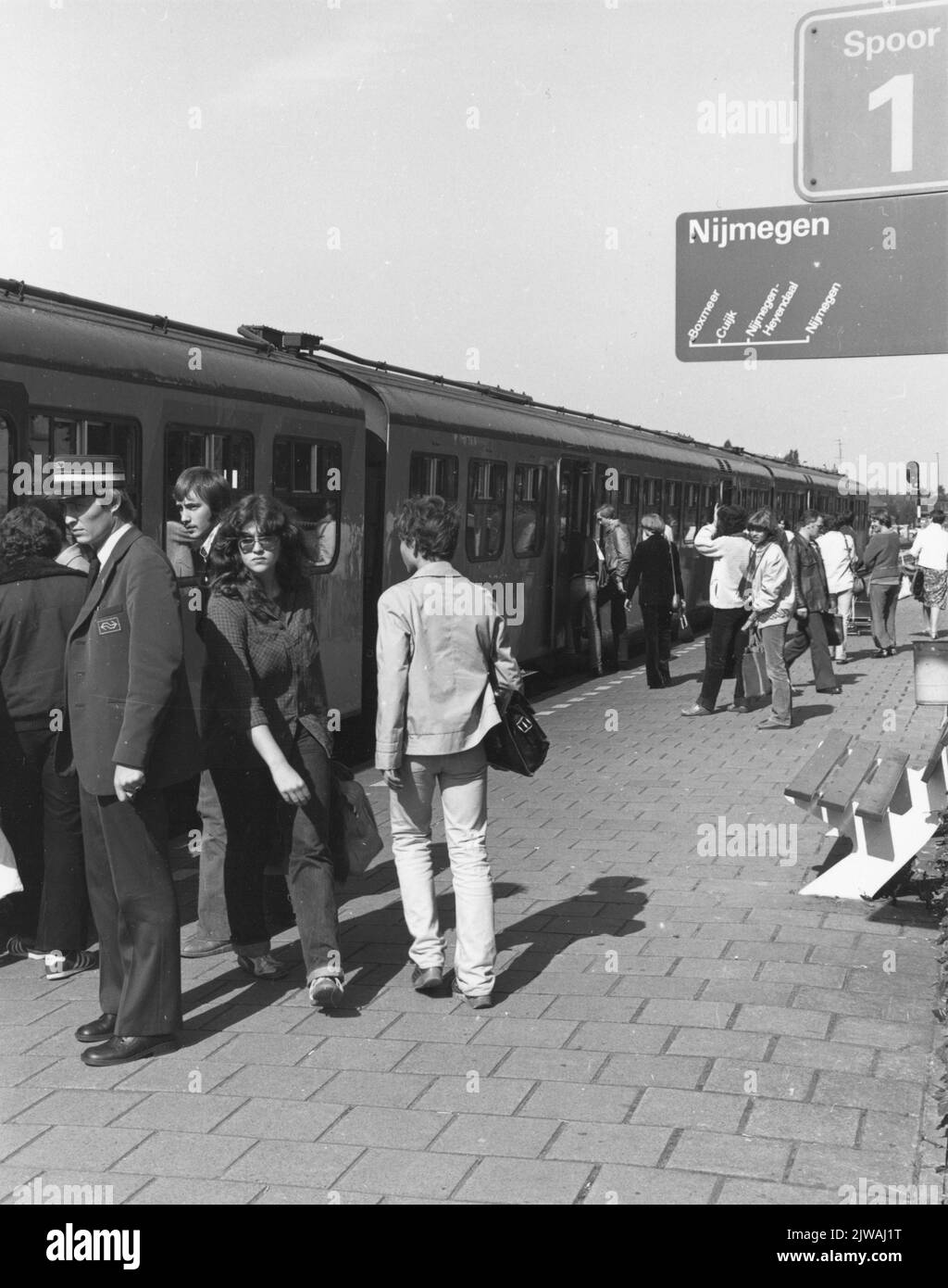 Bild vom ein- und Aussteigen von Zugreisenden auf dem Bahnsteig des N.S ...