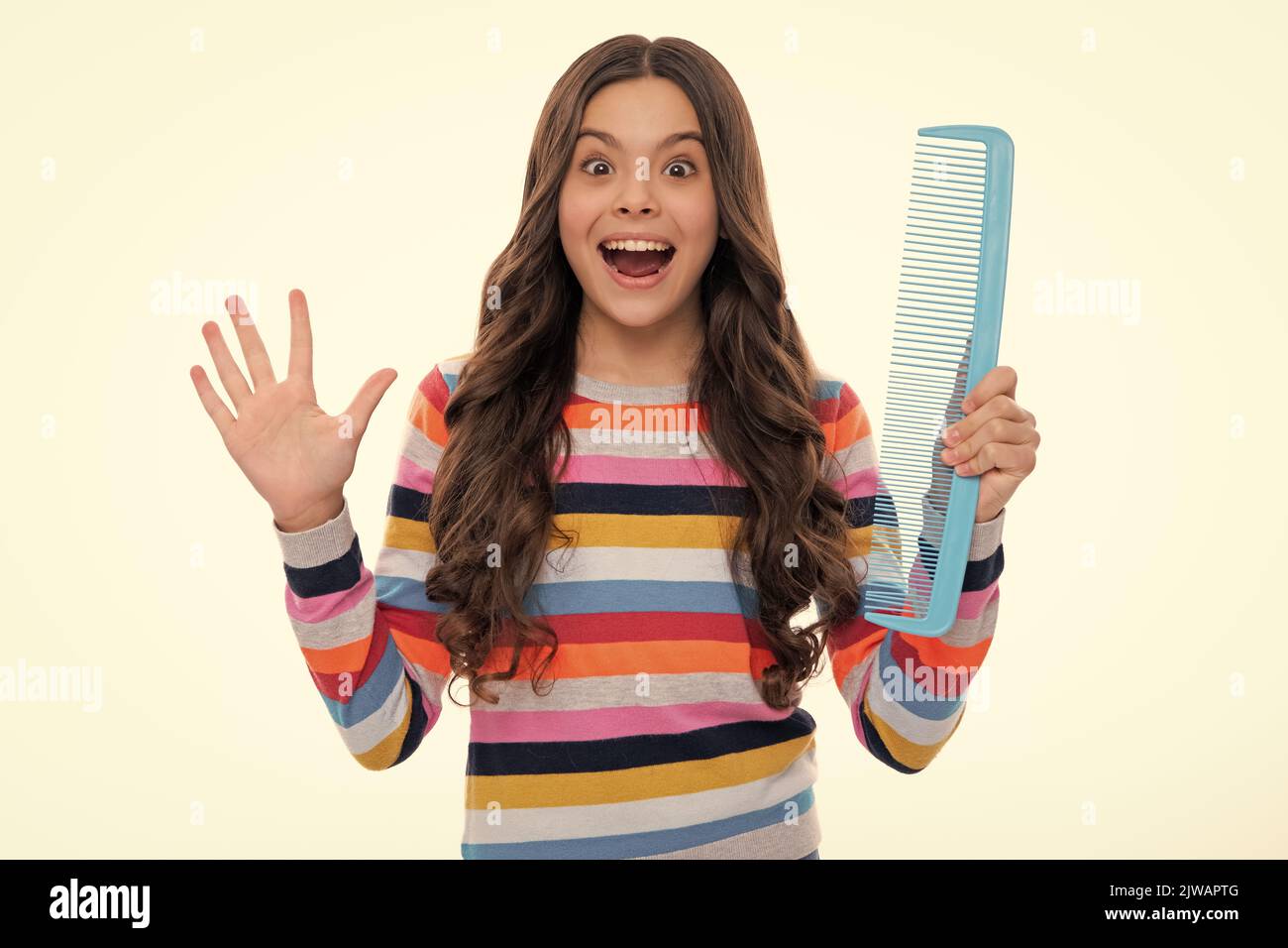 Brushing hair teenager -Fotos und -Bildmaterial in hoher Auflösung – Alamy