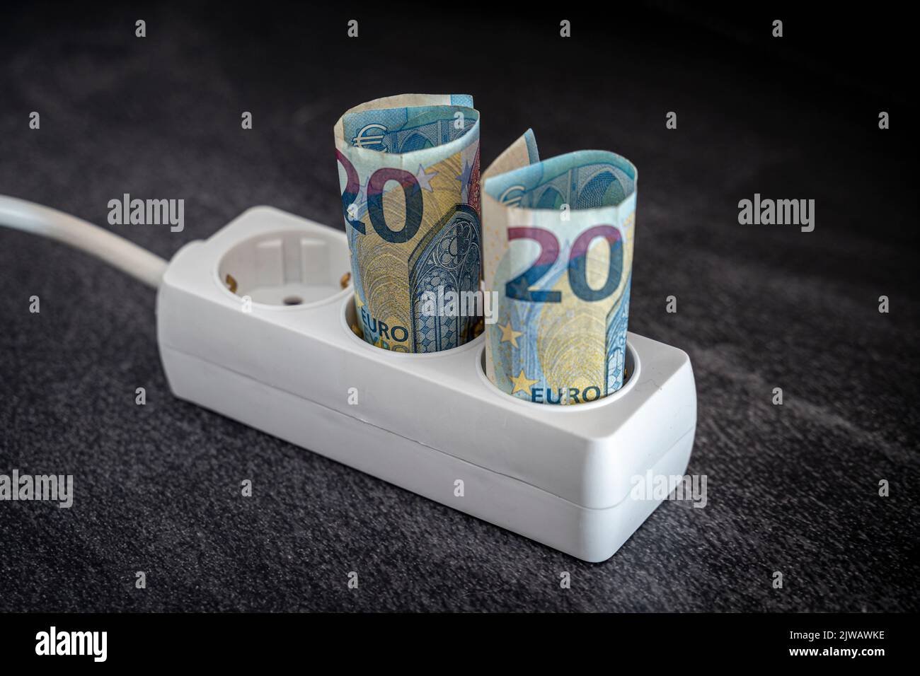 3. September 2022: Stromstreifen Und Stromstecker Mit Euro-Banknoten ...