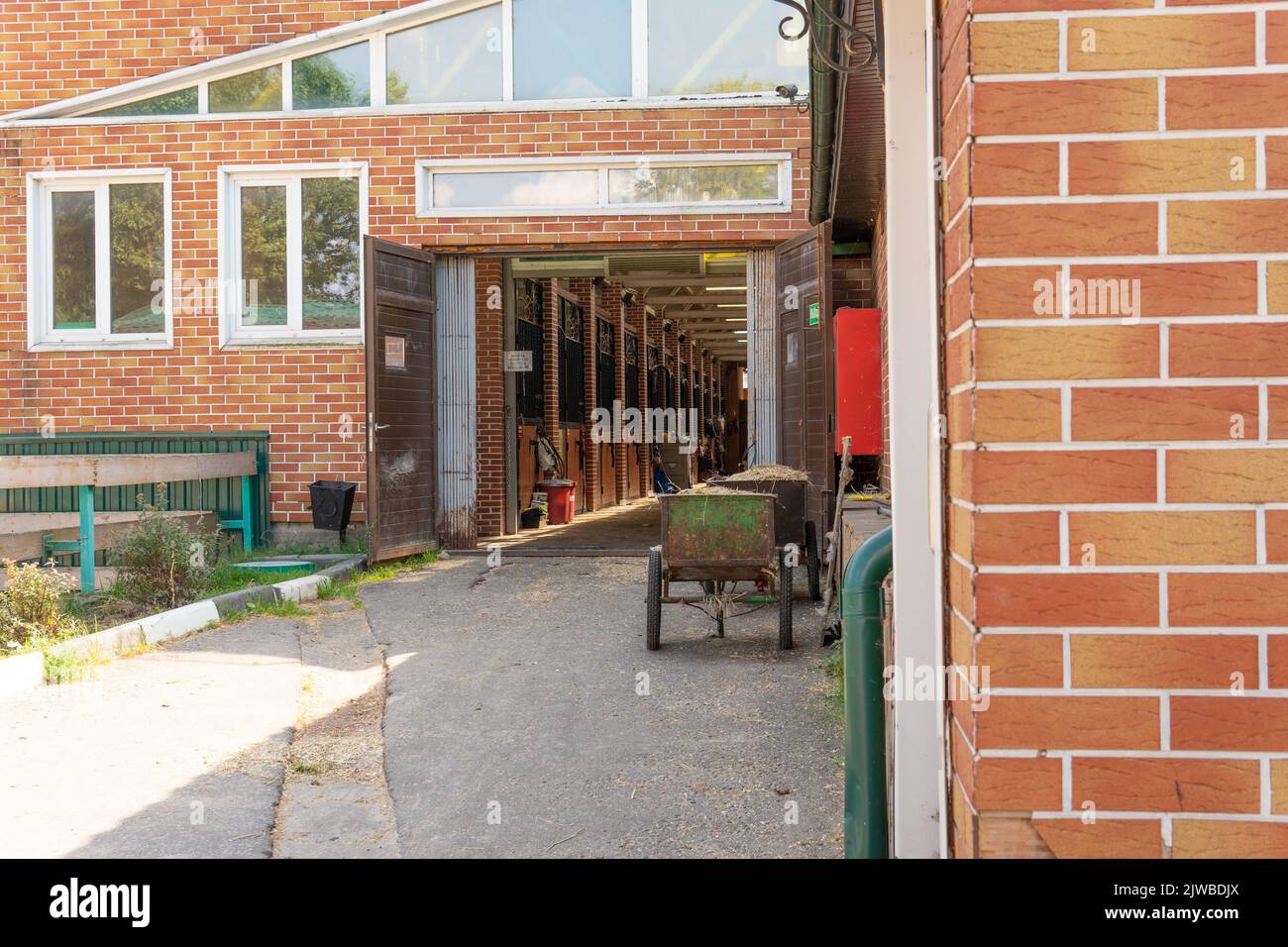 Stall Reiterhof Stall Pferd Tier Pferd Holz Sommer, Konzept hölzerne ...