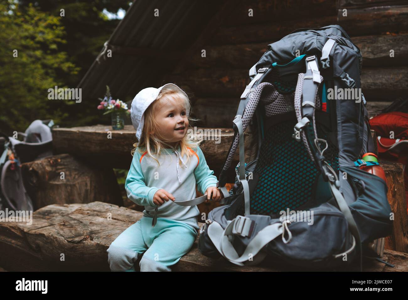 Kind mit schwerem rucksack -Fotos und -Bildmaterial in hoher Auflösung ...
