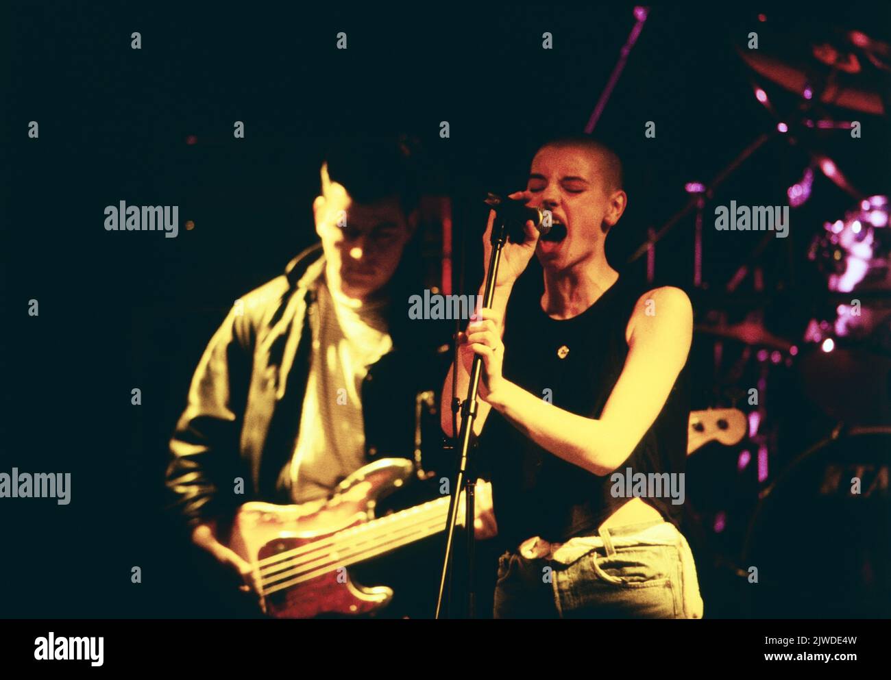 Sinead O'Connor, irische Sängerin, Konzert in Deutschland, 1994. Sinead ... Sinead O'Connor, irische Sängerin, Konzert in Deutschland, 1994. Sinead ...