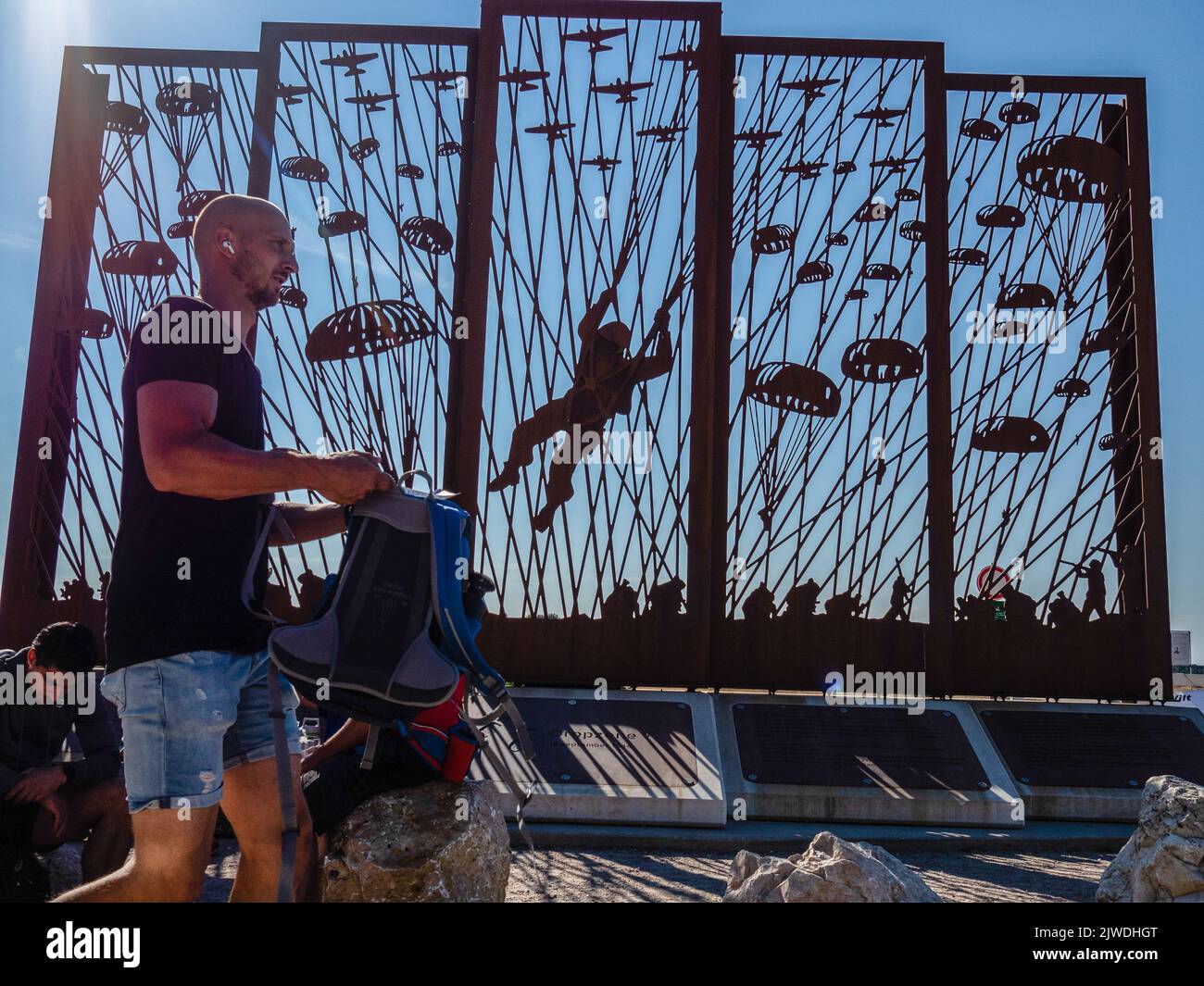 Die Teilnehmer machen eine Pause in der Nähe eines Denkmals, das den ...