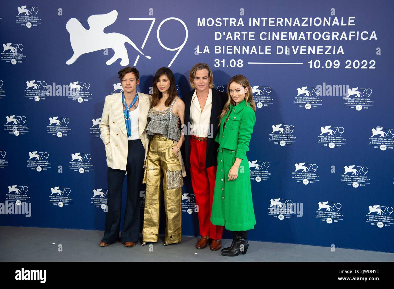 Harry styles und gemma chan -Fotos und -Bildmaterial in hoher Auflösung ...