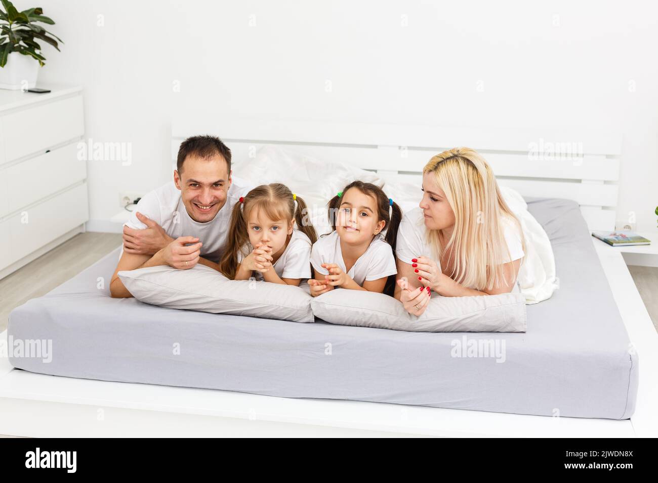 Sohn und papa kuscheln im bett -Fotos und -Bildmaterial in hoher Auflösung - Seite 3 - Alamy