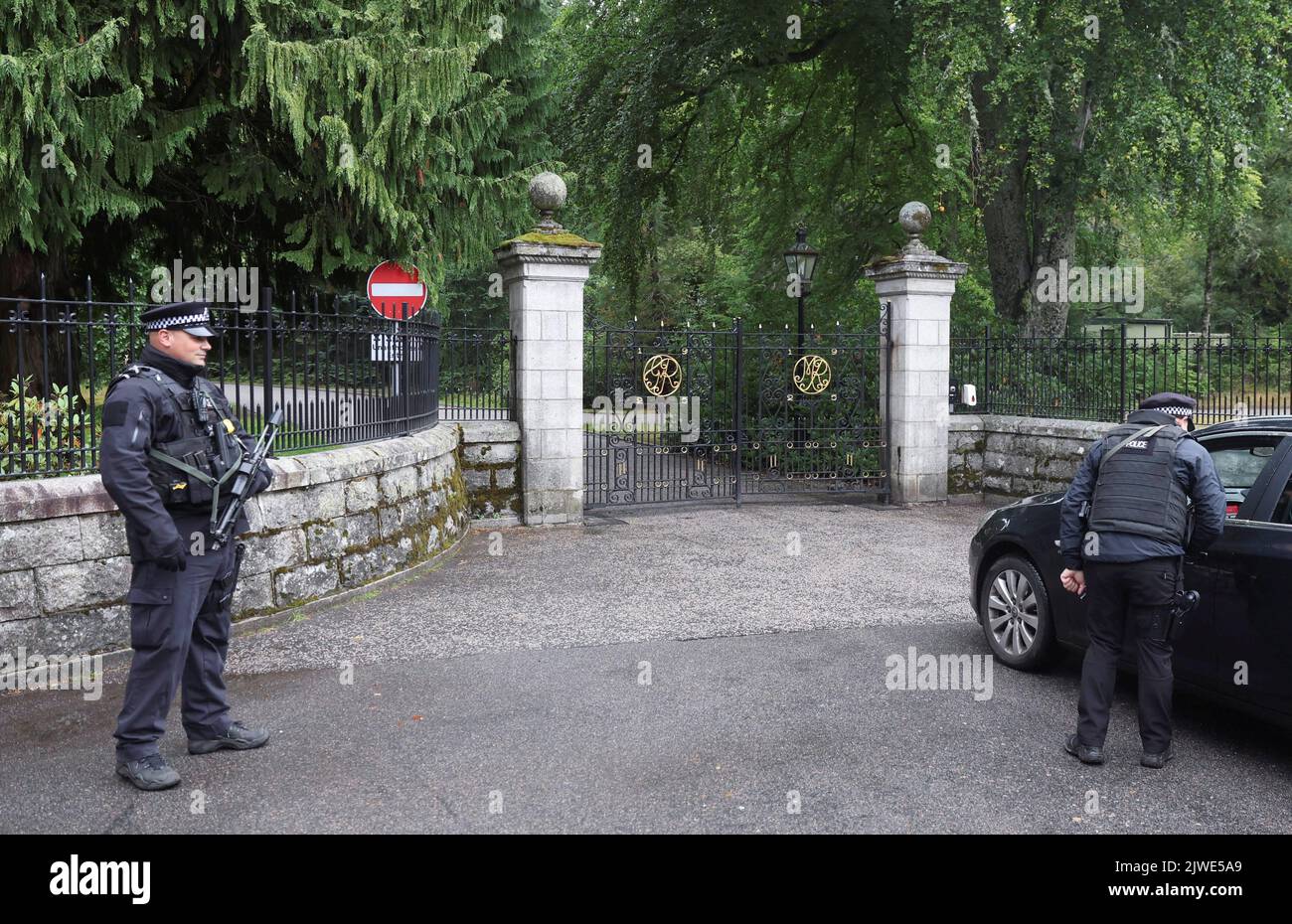 Polizeibeamte bewachen die Tore von Balmoral Castle, wo die Königin ...