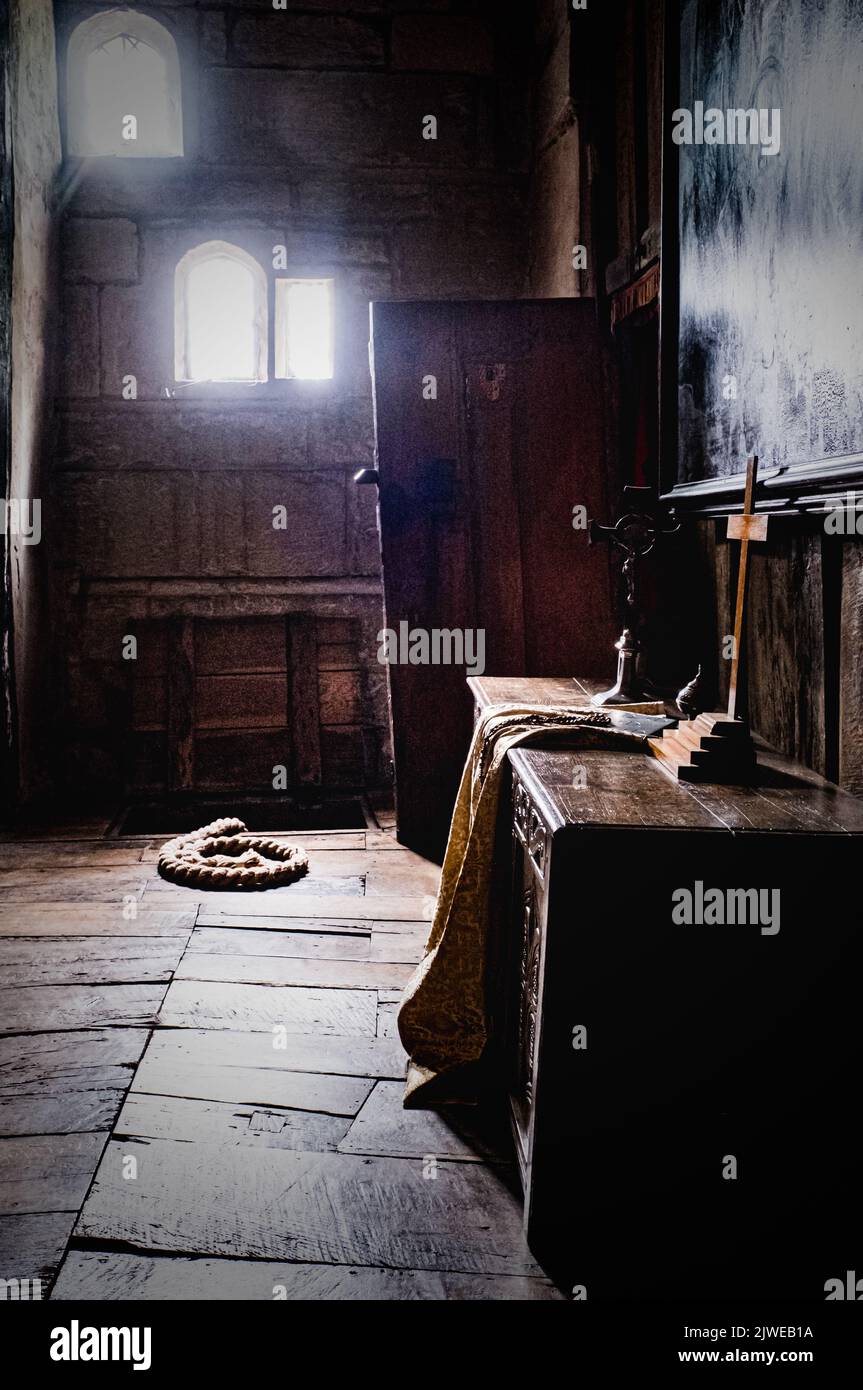 Seil und der Eingang zum Priesterloch im mittelalterlichen ...