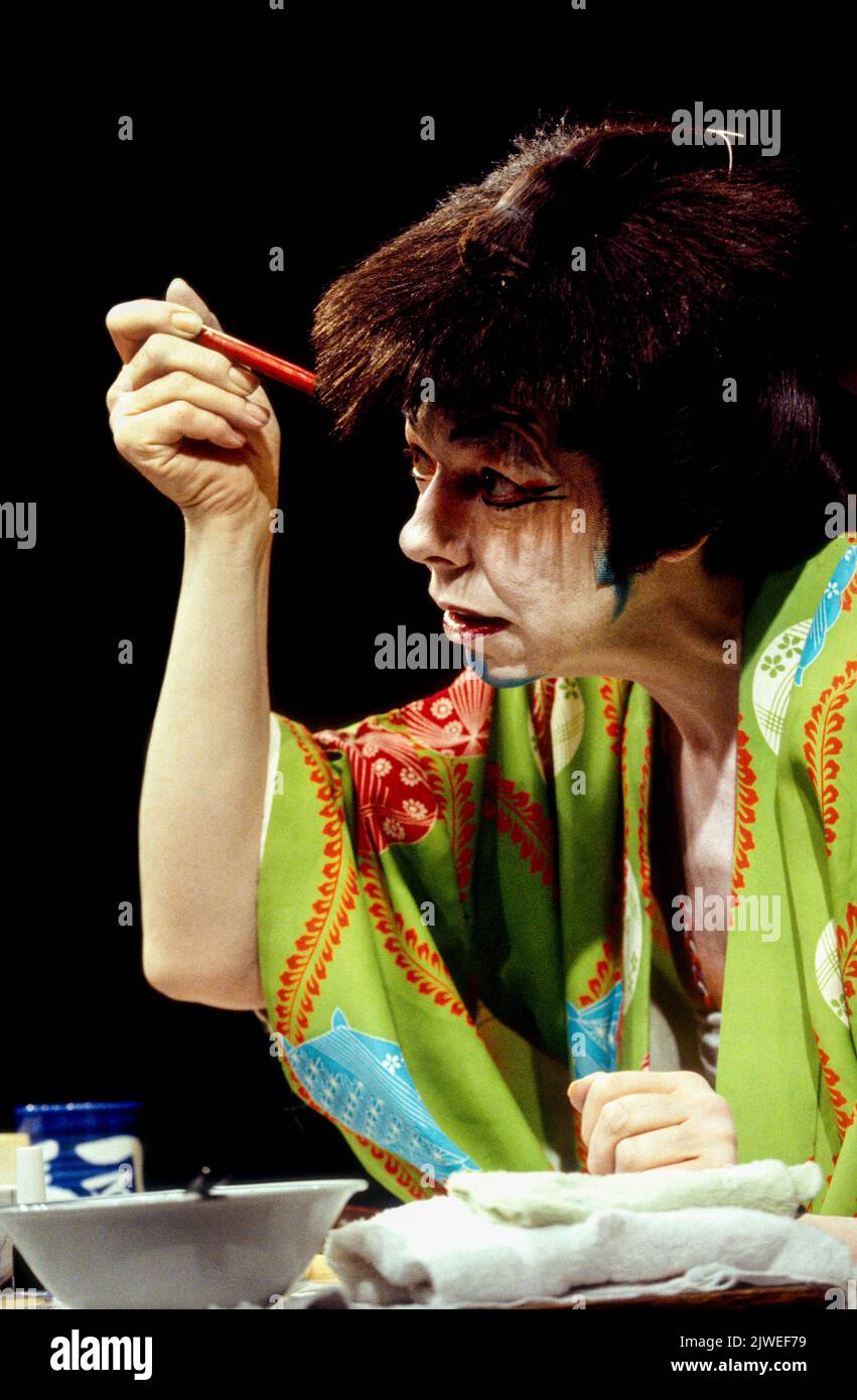 Frances de la Tour (die Schauspielerin) in GREASEPAINT von Hisashi ...