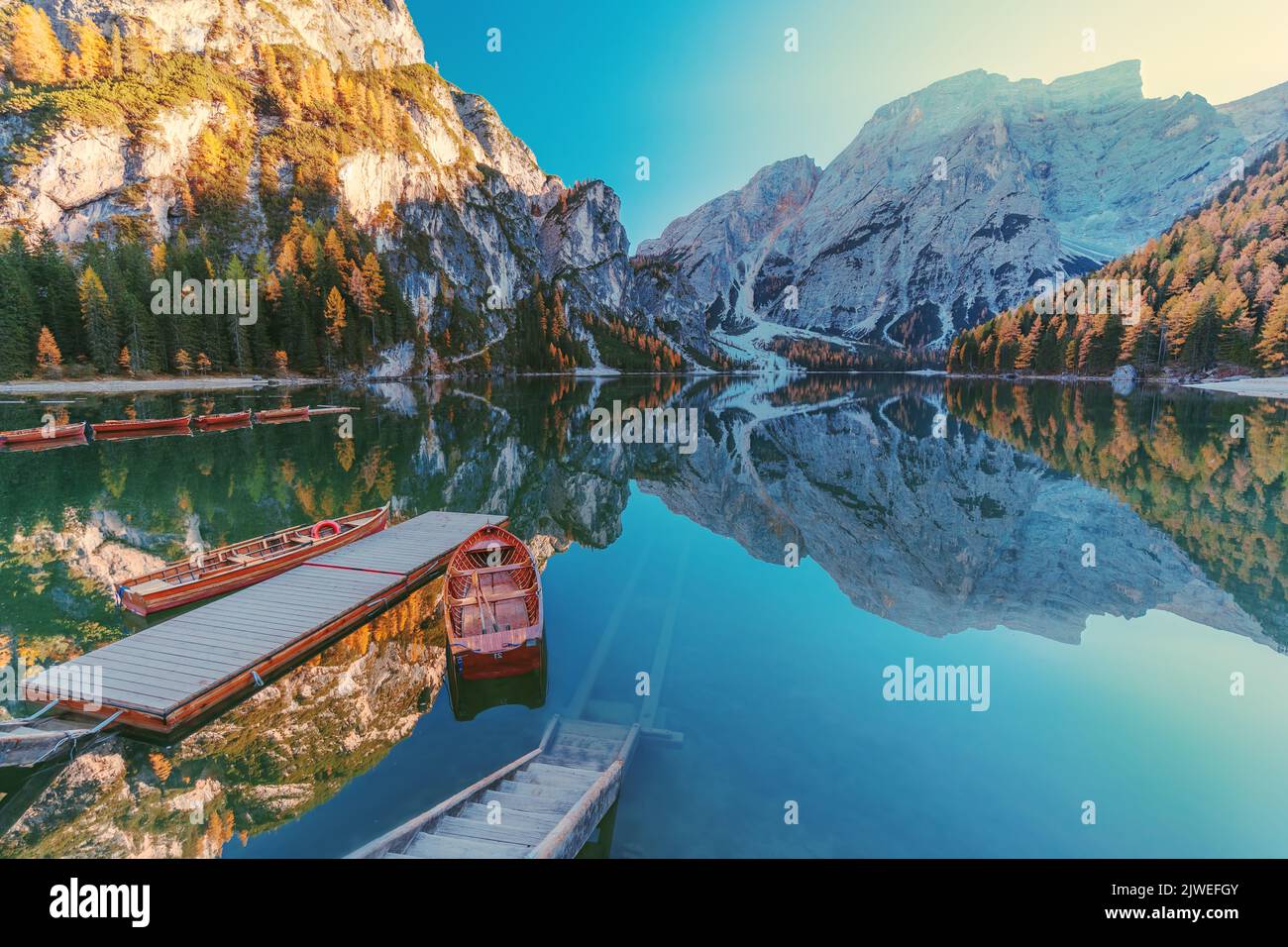 Boote auf den Pragser Wildsee (Pragser Wildsee) in den Dolomiten ...