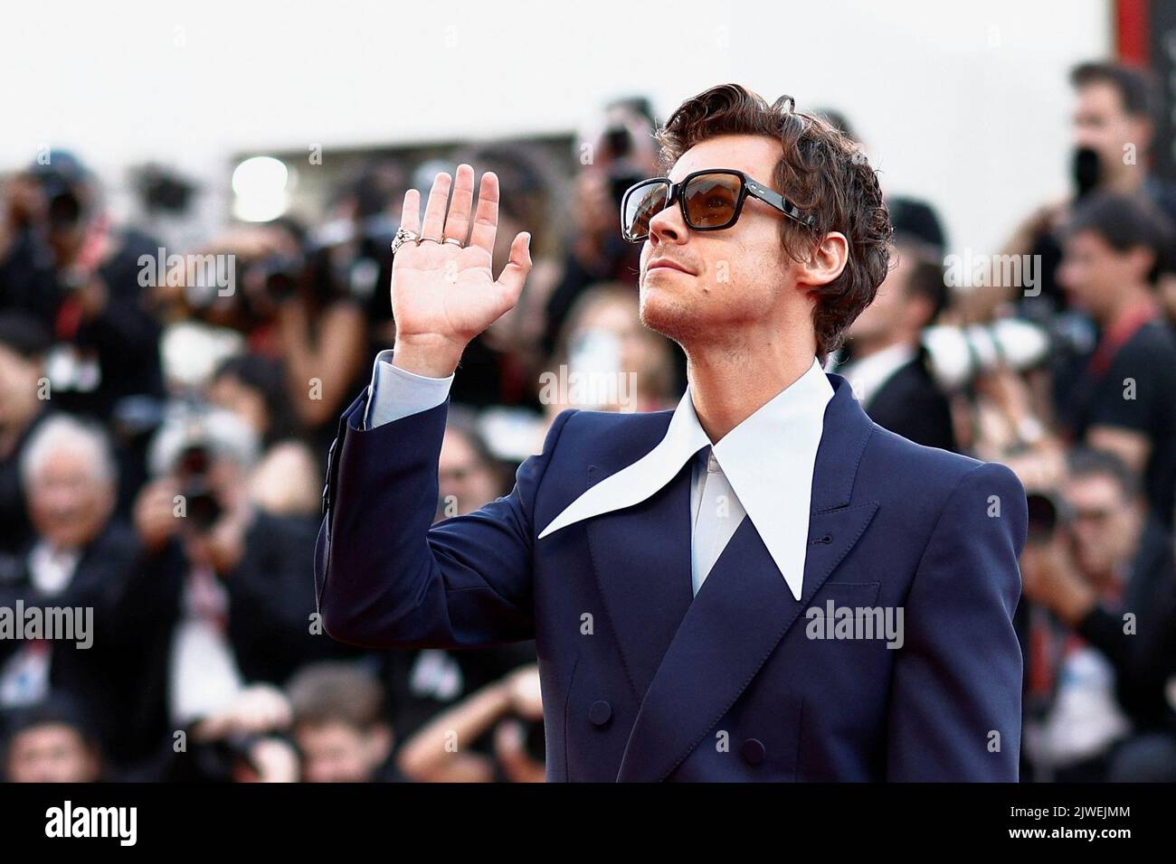 Harry styles roter teppich venedig -Fotos und -Bildmaterial in hoher ...