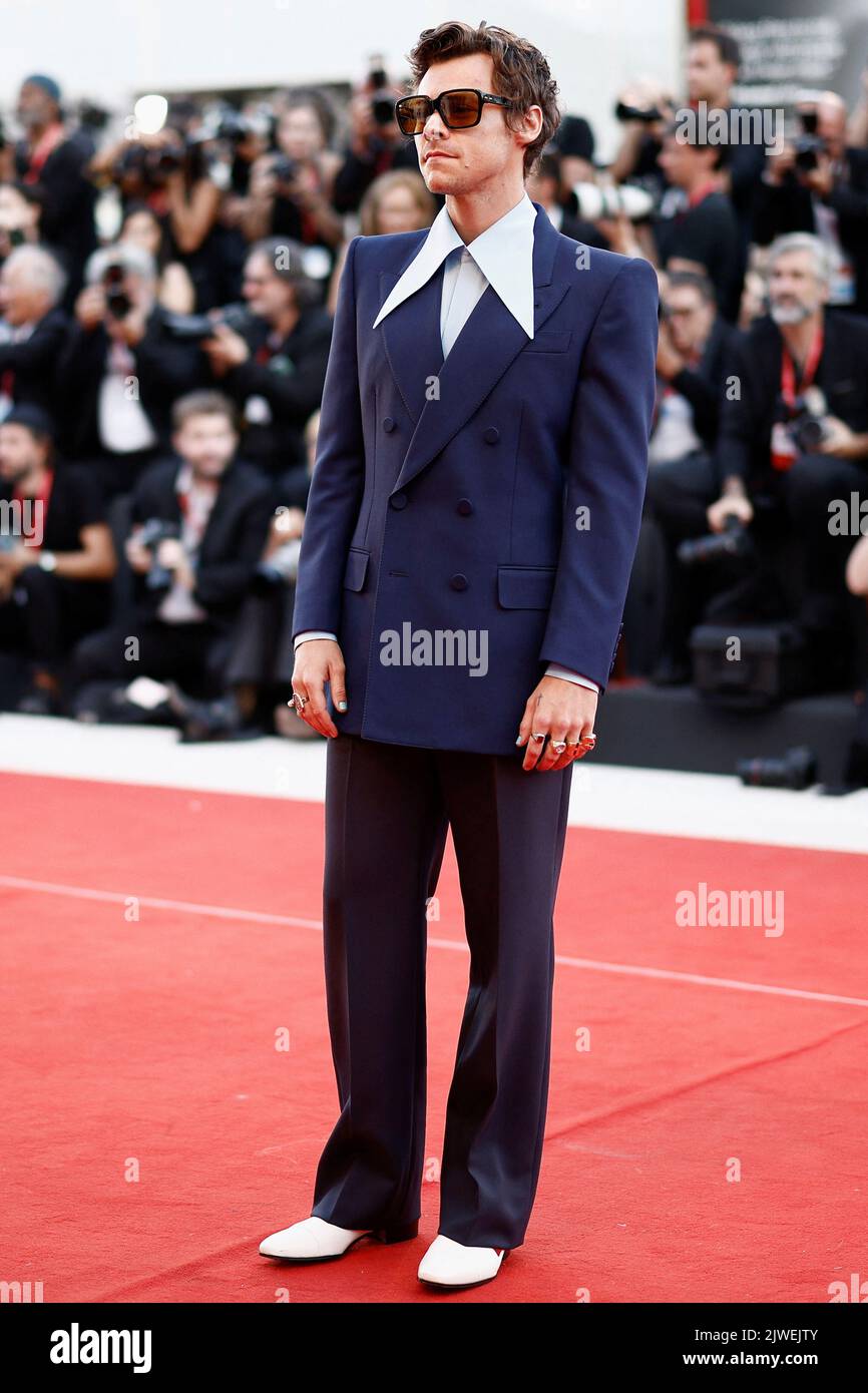 Harry styles roter teppich venedig -Fotos und -Bildmaterial in hoher ...