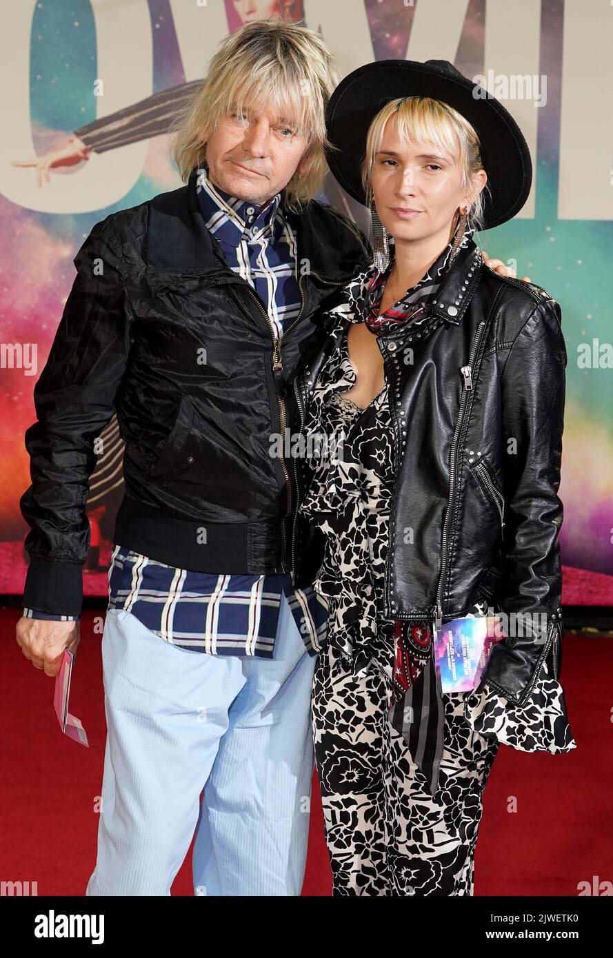 ZAK Starkey (links) und Sshh Liguz kommen zur Londoner Premiere von Moonage Daydream im BFI Imax ...