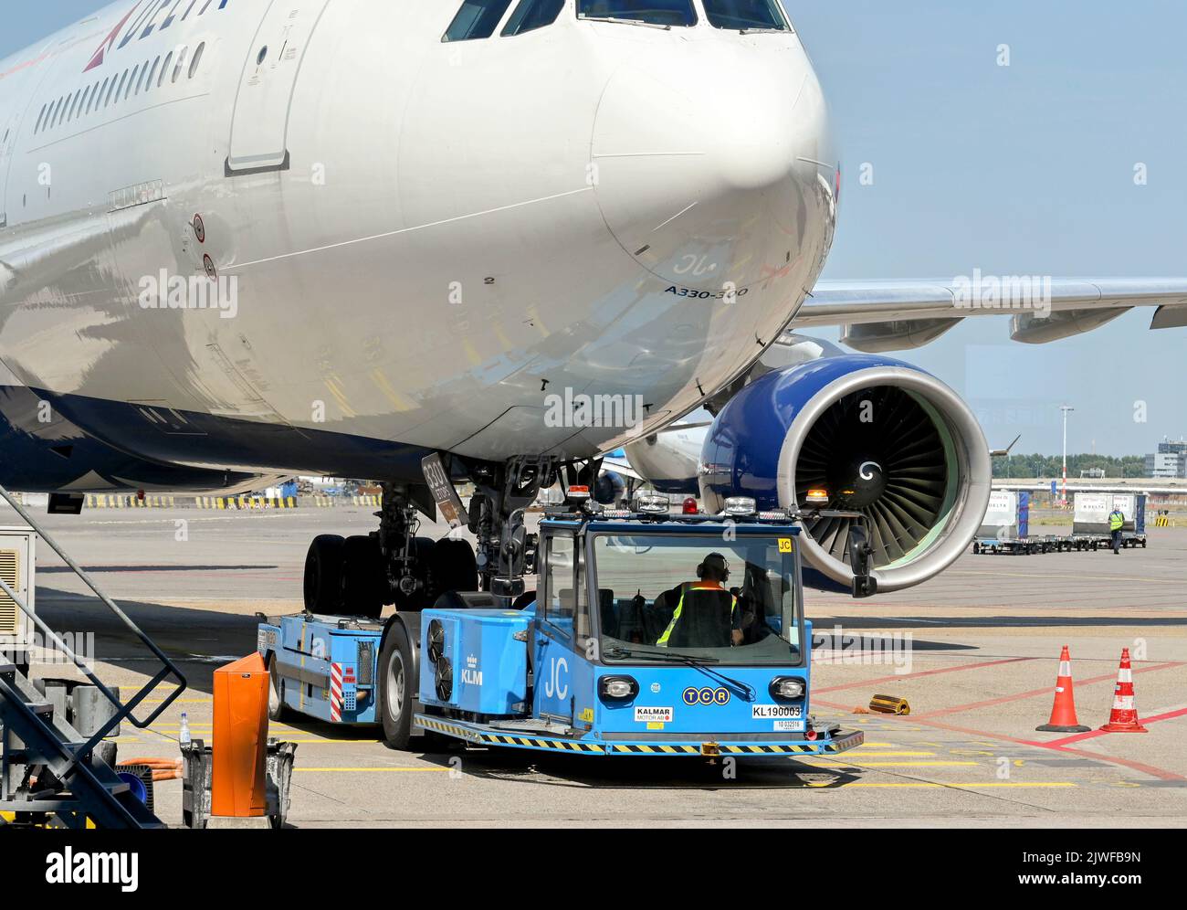 Amsterdam, Niederlande - August 2022: Flughafenschlepper schiebt einen ...