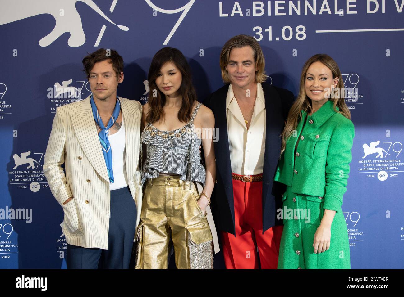 Harry styles und gemma chan -Fotos und -Bildmaterial in hoher Auflösung ...