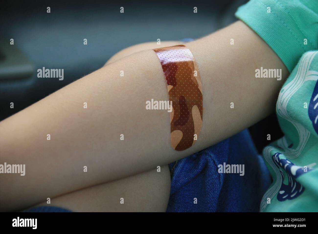 Wound blood arm child patch -Fotos und -Bildmaterial in hoher Auflösung ...