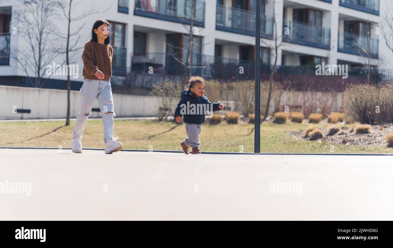 Mit dem jungen spazieren gehen -Fotos und -Bildmaterial in hoher ...