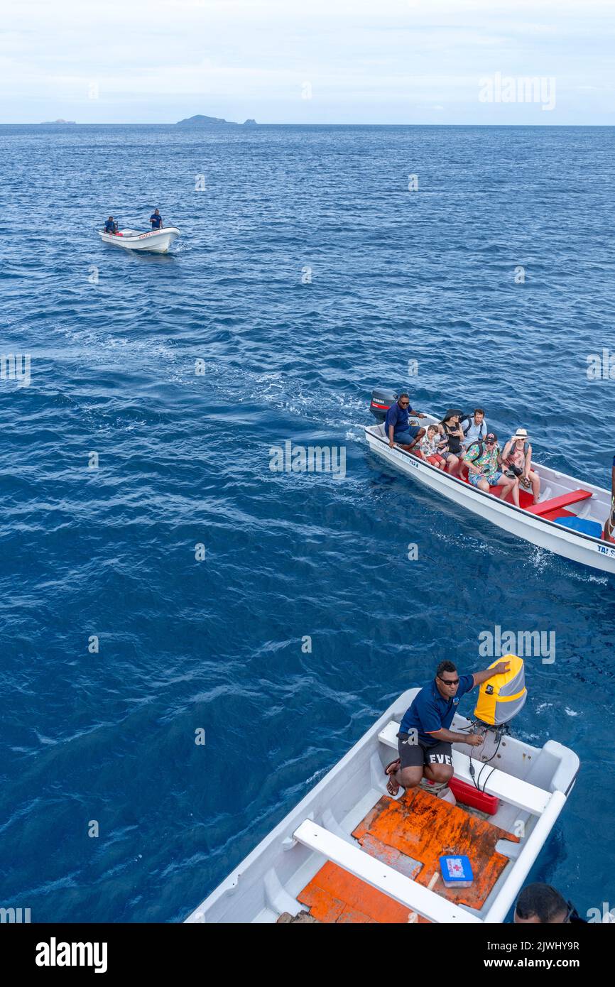 Kleines Boot, das Touristen von der Yasawa Flyer Island Ferry zu ihrem ...