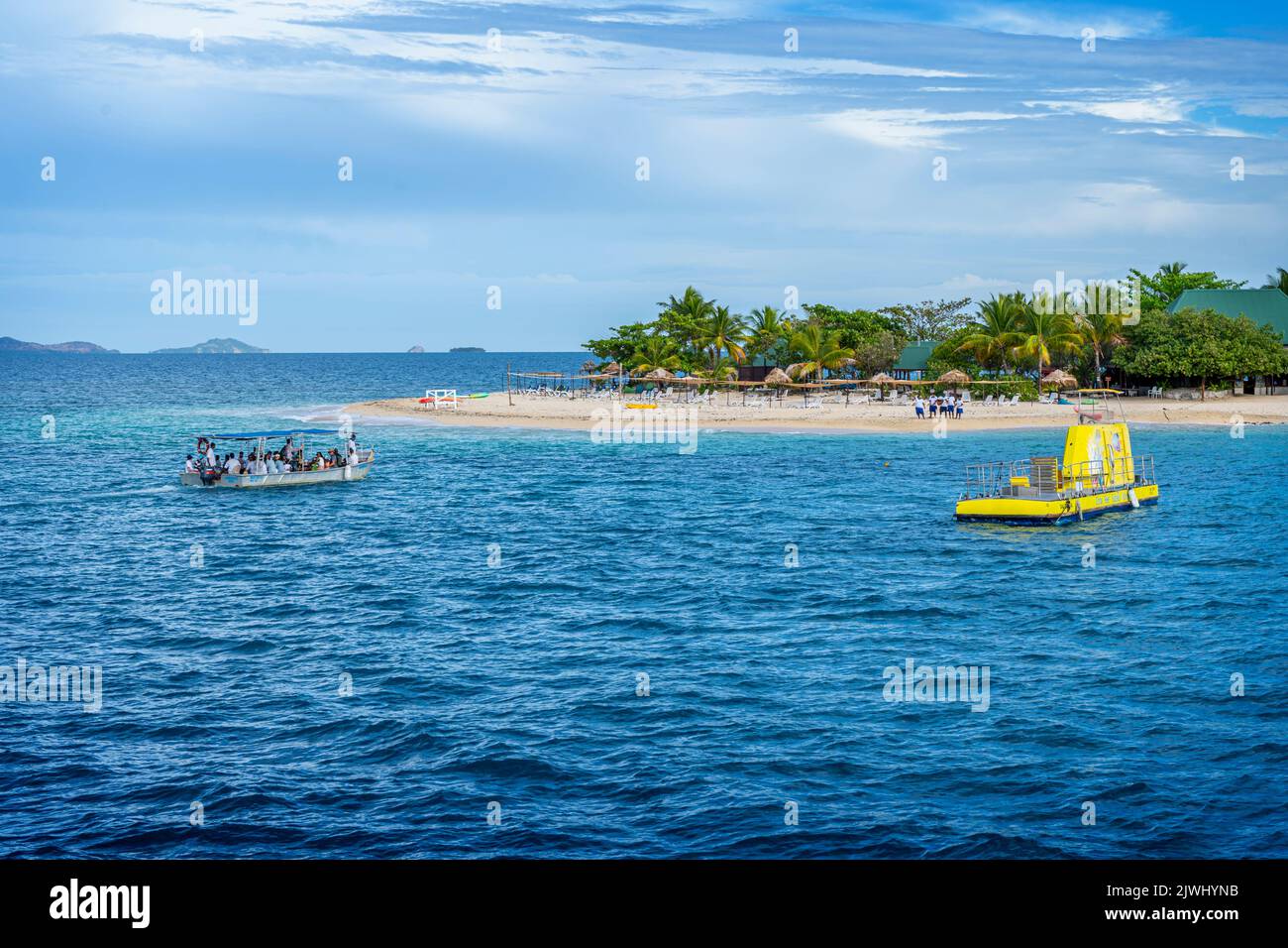 Kleine Boote, die Touristen von der Yasawa Flyer Island Ferry zum ...