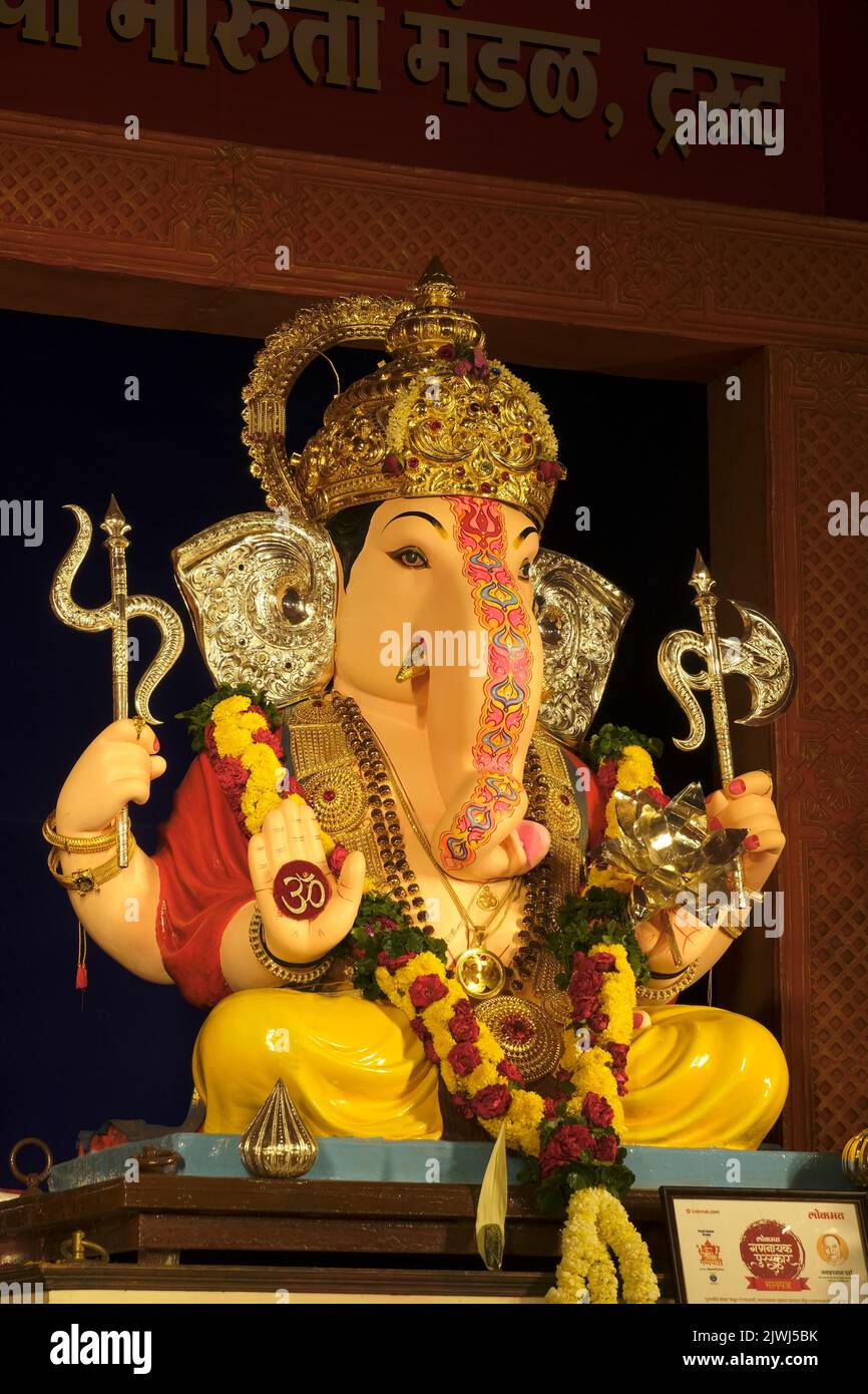 Pune, Maharashtra, Indien, 2. September 2022, wunderschönes Idol von Lord Ganesh, das vom Jilbya ...