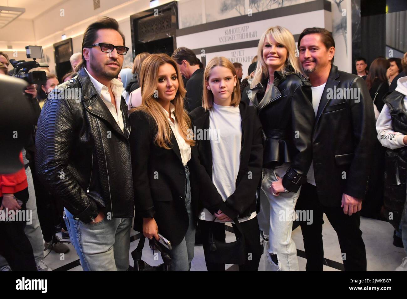 Moskau. Der Schauspieler, der Sänger Alexander Revva mit der Gattin ...